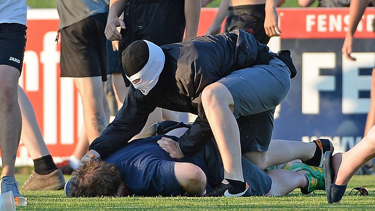 Leeds and Eintracht Frankfurt fans brawl after friendly - TNT Sports