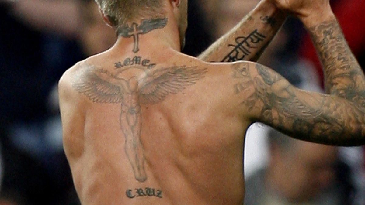 David Beckham gets ingenious tattoo to commemorate the treble - TNT Sports