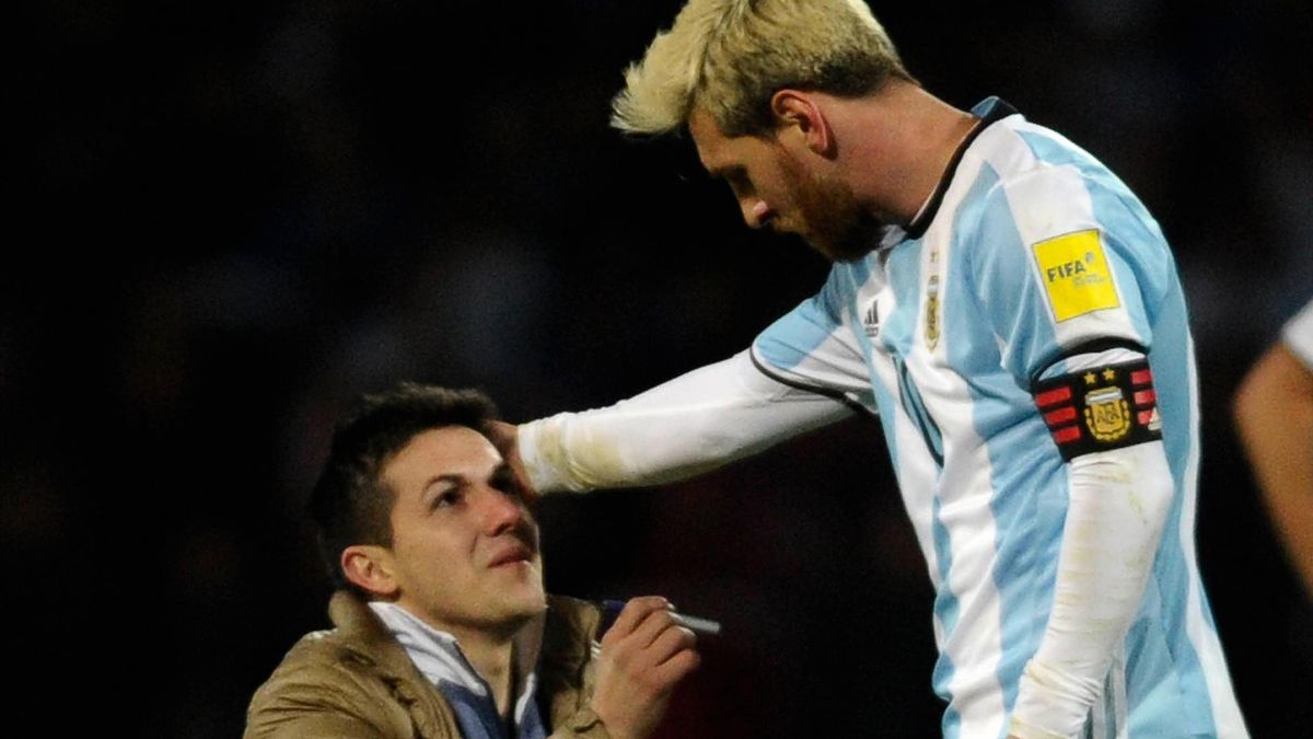 Lionel Messi accosted by pitch invader on his return to Argentina team ...