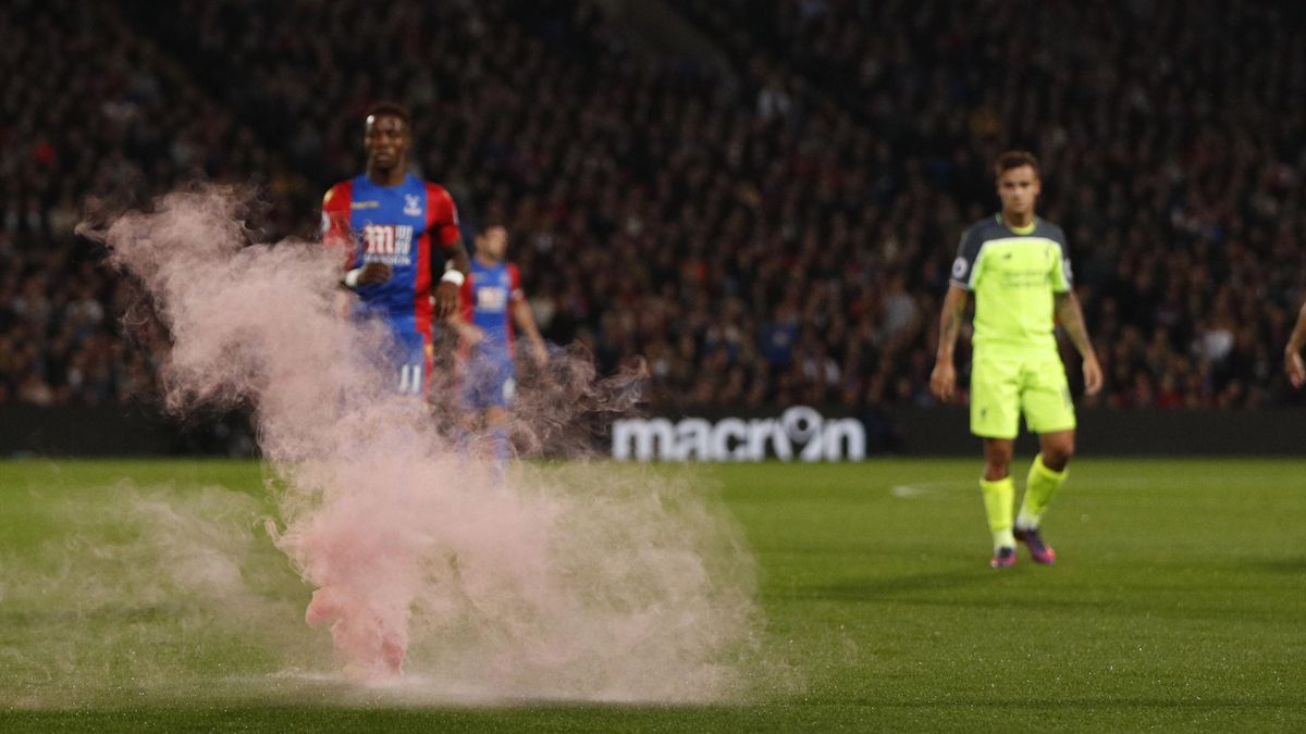 Flares thrown on pitch during Palace-Liverpool - TNT Sports