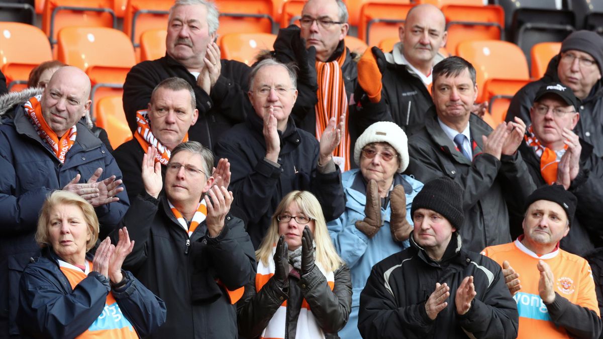 Football fans pay respect to former England captain Jimmy Armfield ...