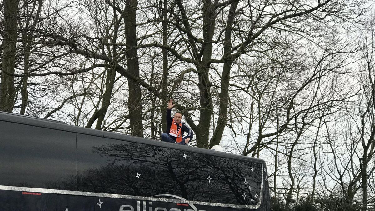 Arsenal bus held up by protesting Blackpool fan - TNT Sports