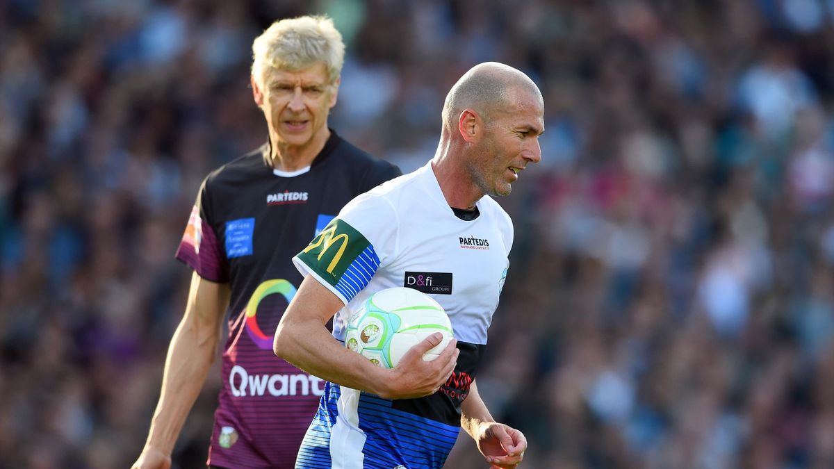 Arsene Wenger dribbles past Zinedine Zidane at charity match - TNT Sports