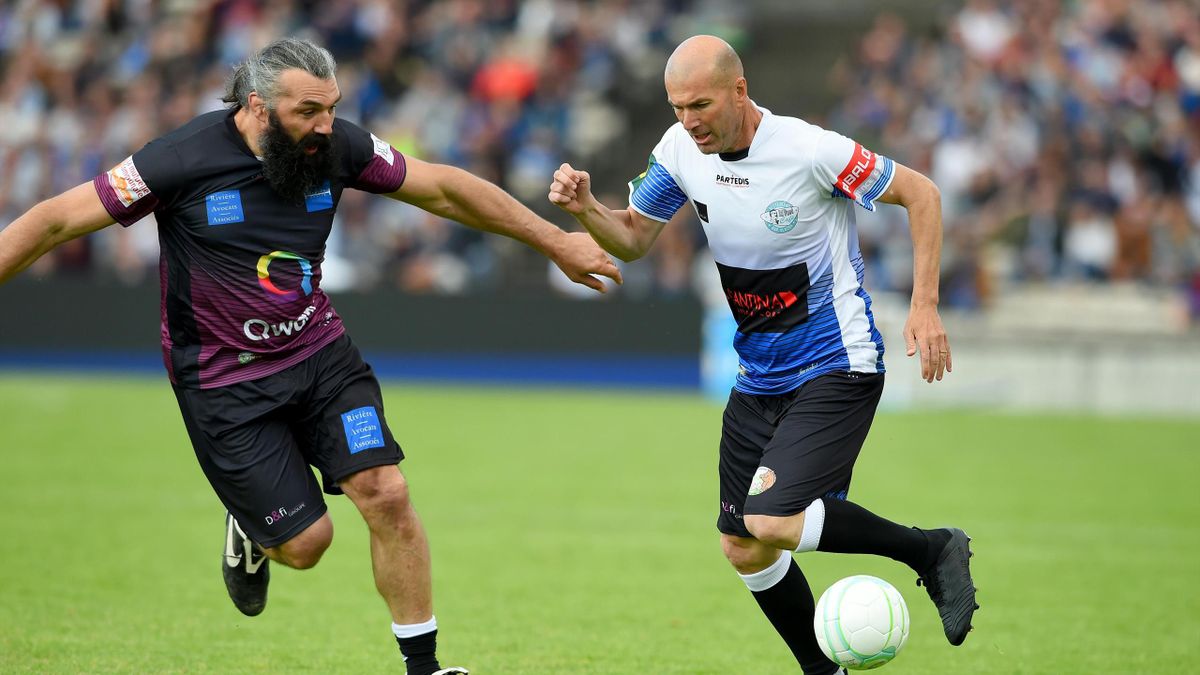 Arsene Wenger dribbles past Zinedine Zidane at charity match - TNT Sports
