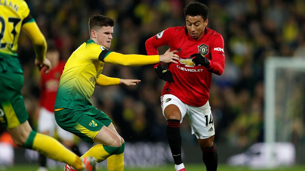 Football news - Man United miss two penalties, sink Norwich to claim ...