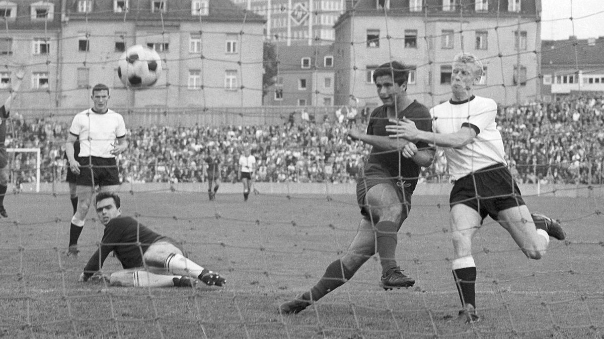 Gerd Muller - The game's greatest poacher and the builder of Bayern ...