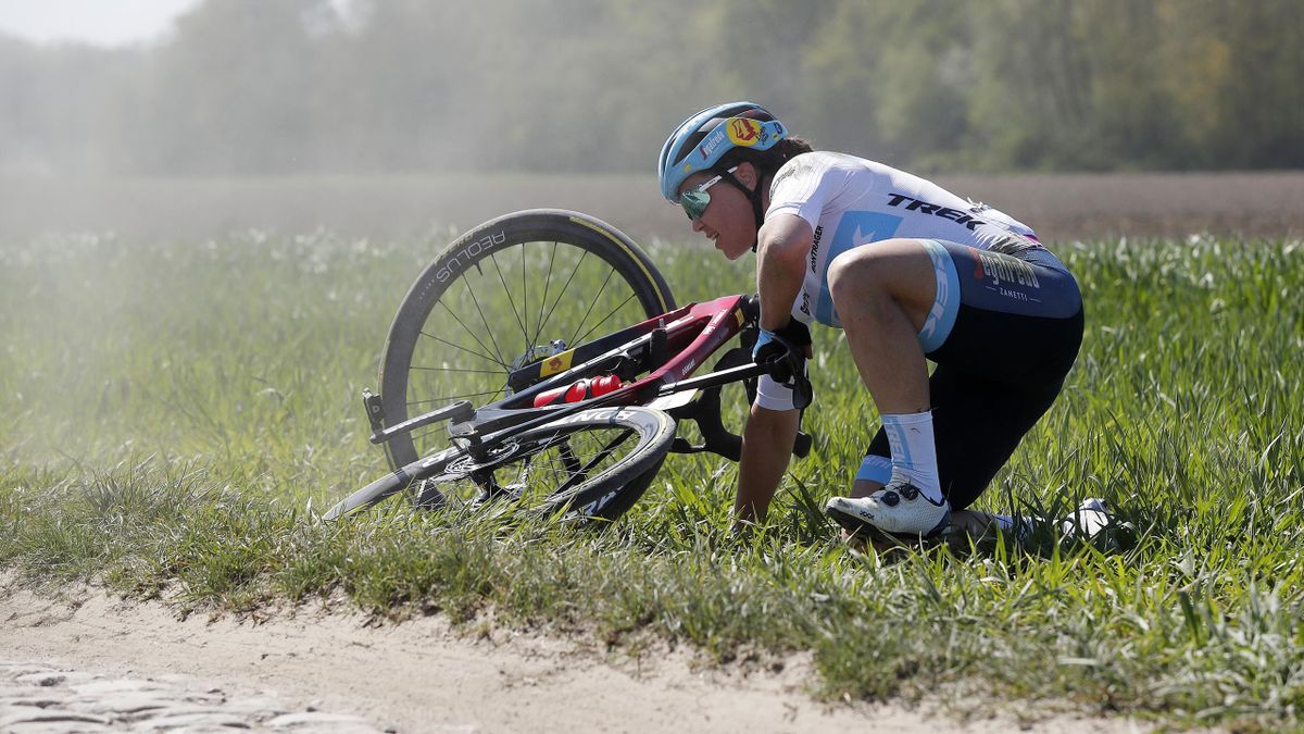 Paris-Roubaix 2022 LIVE - Elisa Balsamo, Lotte Kopecky shoot for ...