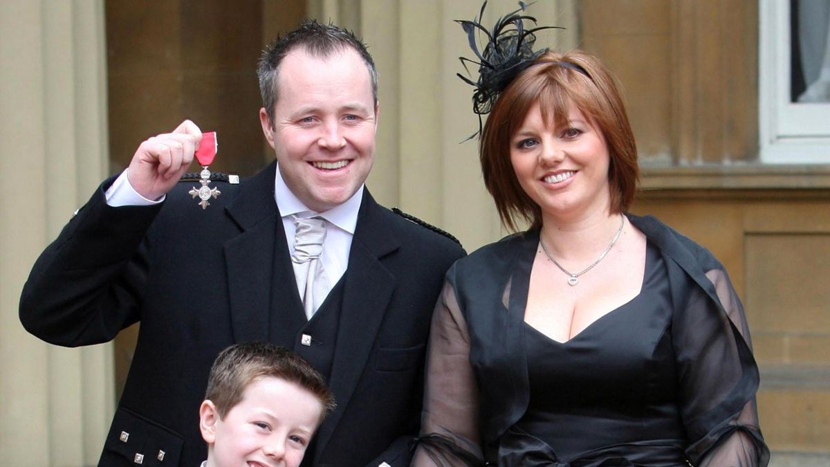 How Queen Elizabeth II honoured snooker's greatest icons including ...