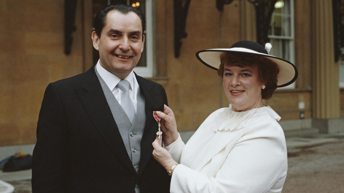 How Queen Elizabeth II honoured snooker's greatest icons including ...