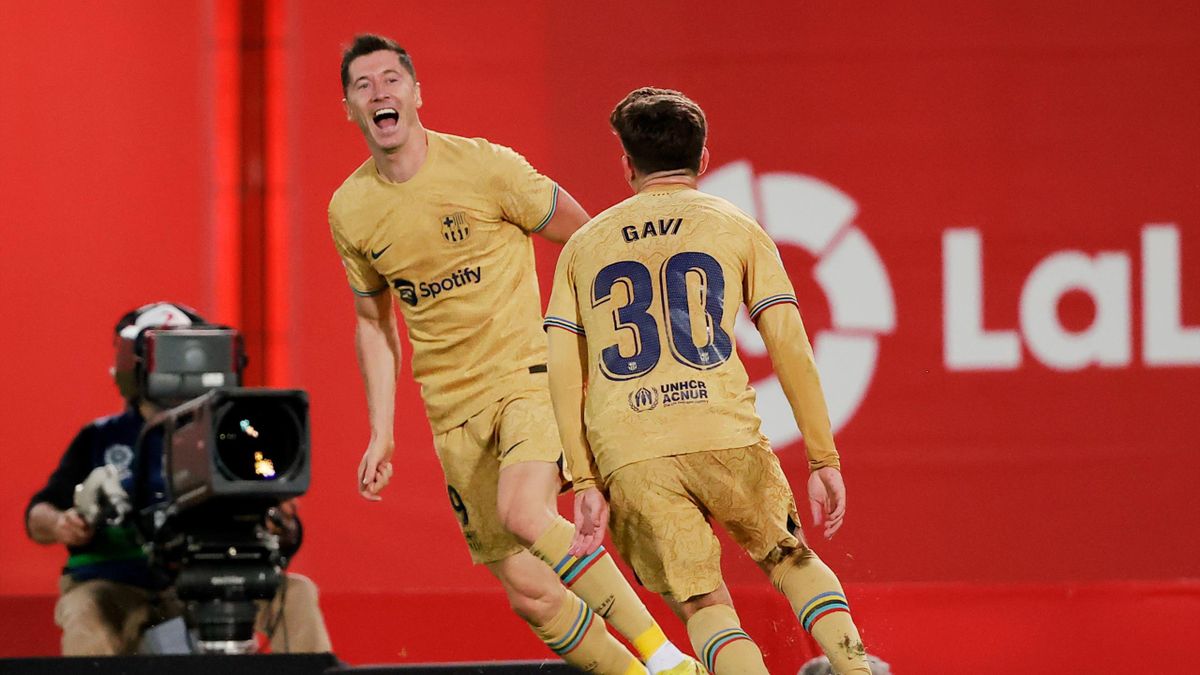 La Liga result - Robert Lewandowski scores only goal as Barcelona ...
