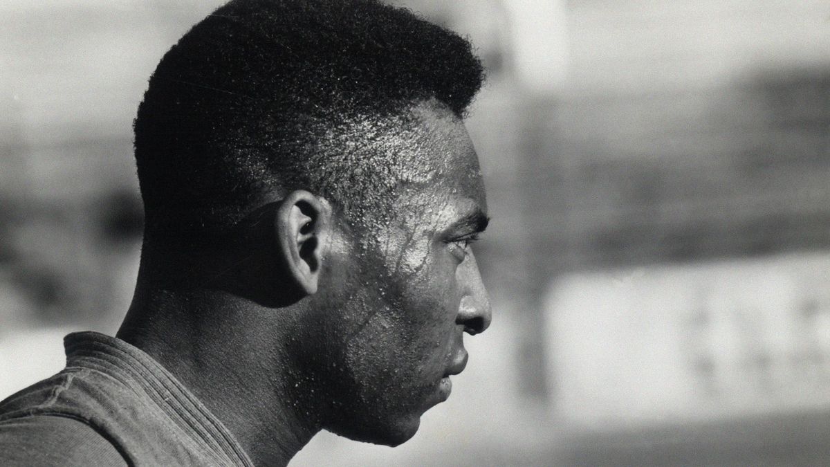 Pele: Premier League and EFL clubs to wear black armbands as mark of ...