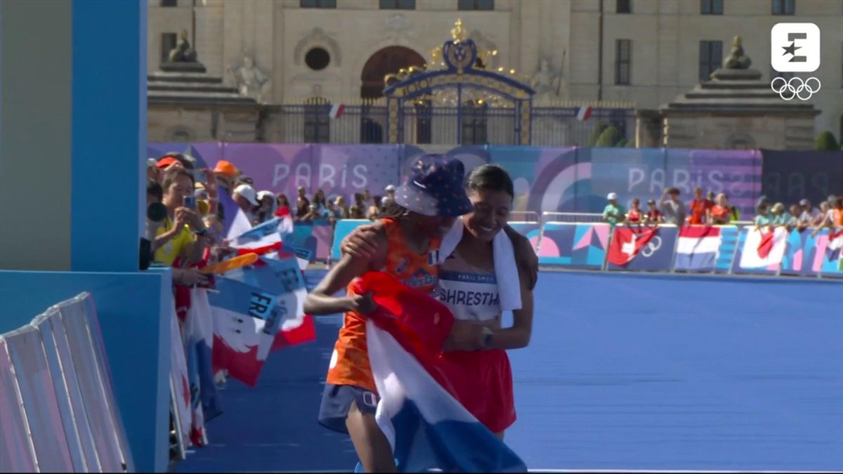'Quite moving' scenes as fans flock to side of last marathon runner ...