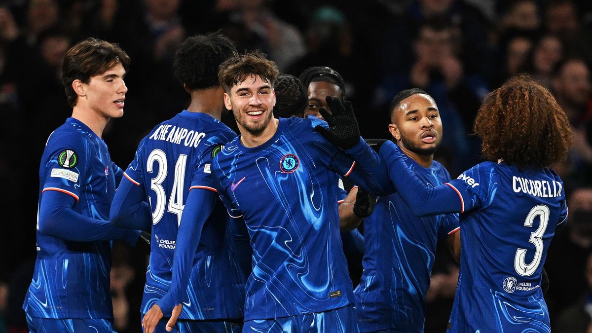 Chelsea match delayed due to bizarre incident involving Shamrock Rovers ...