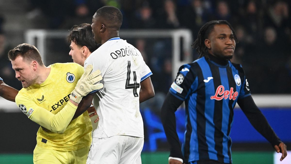 Atalanta captain Rafael Toloi sees red in moment of madness against ...