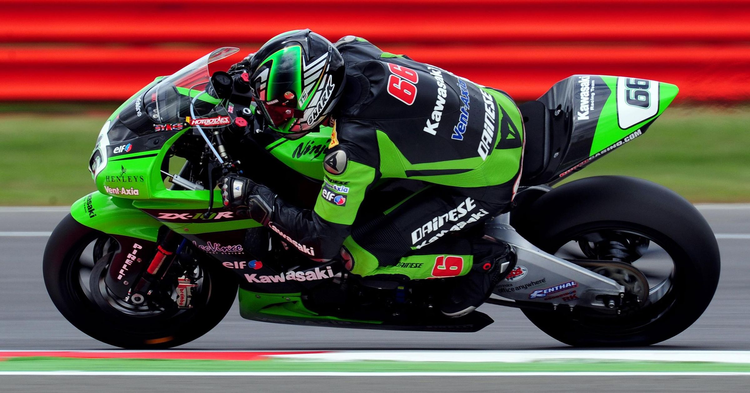 Tom Sykes takes pole at Phillip Island to equal Corser record - TNT Sports