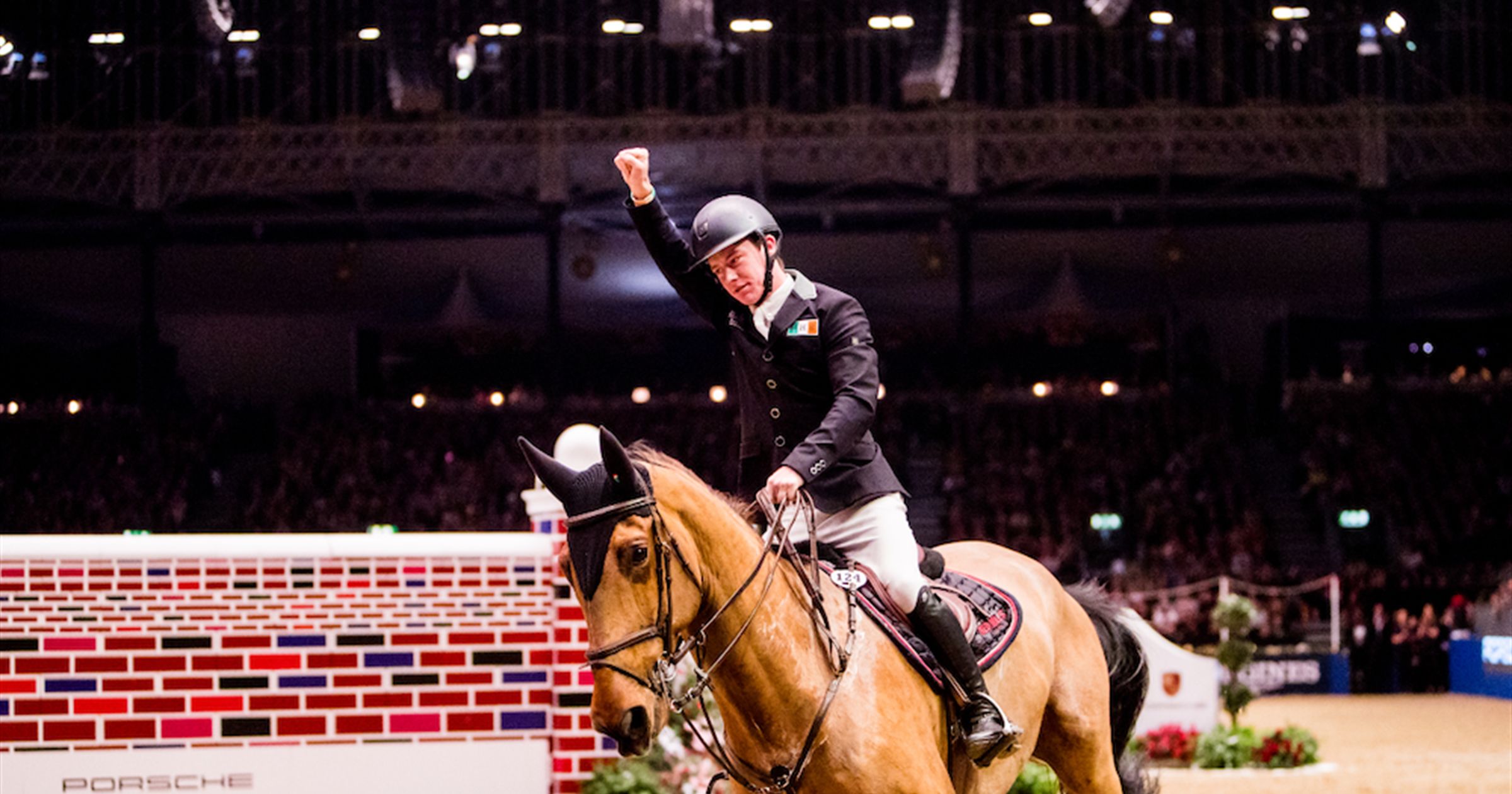 William Whitaker and Michael Pender win the Puissance of London - TNT ...