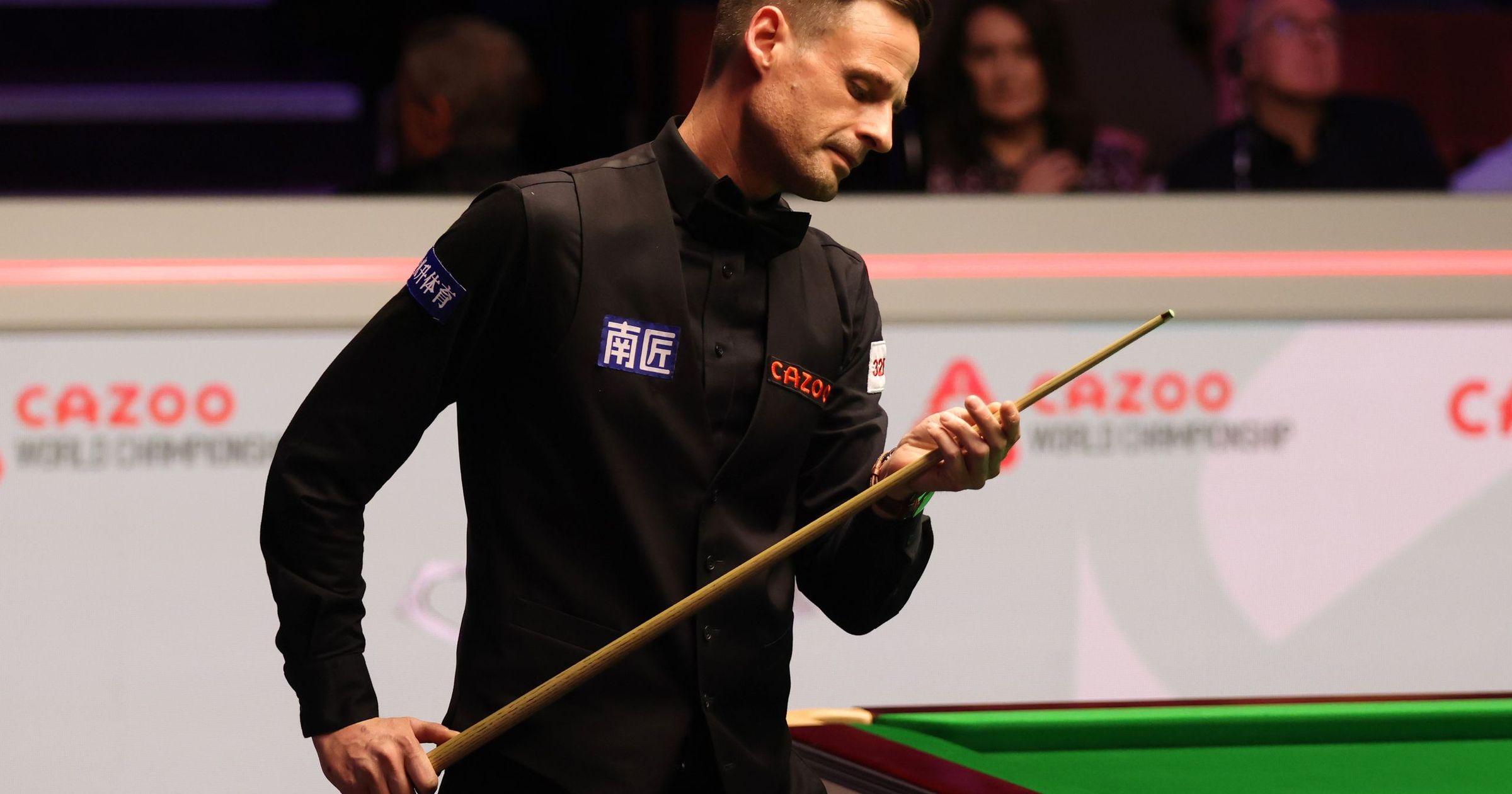 World Snooker Championship: David Gilbert jokes with crowd after ...