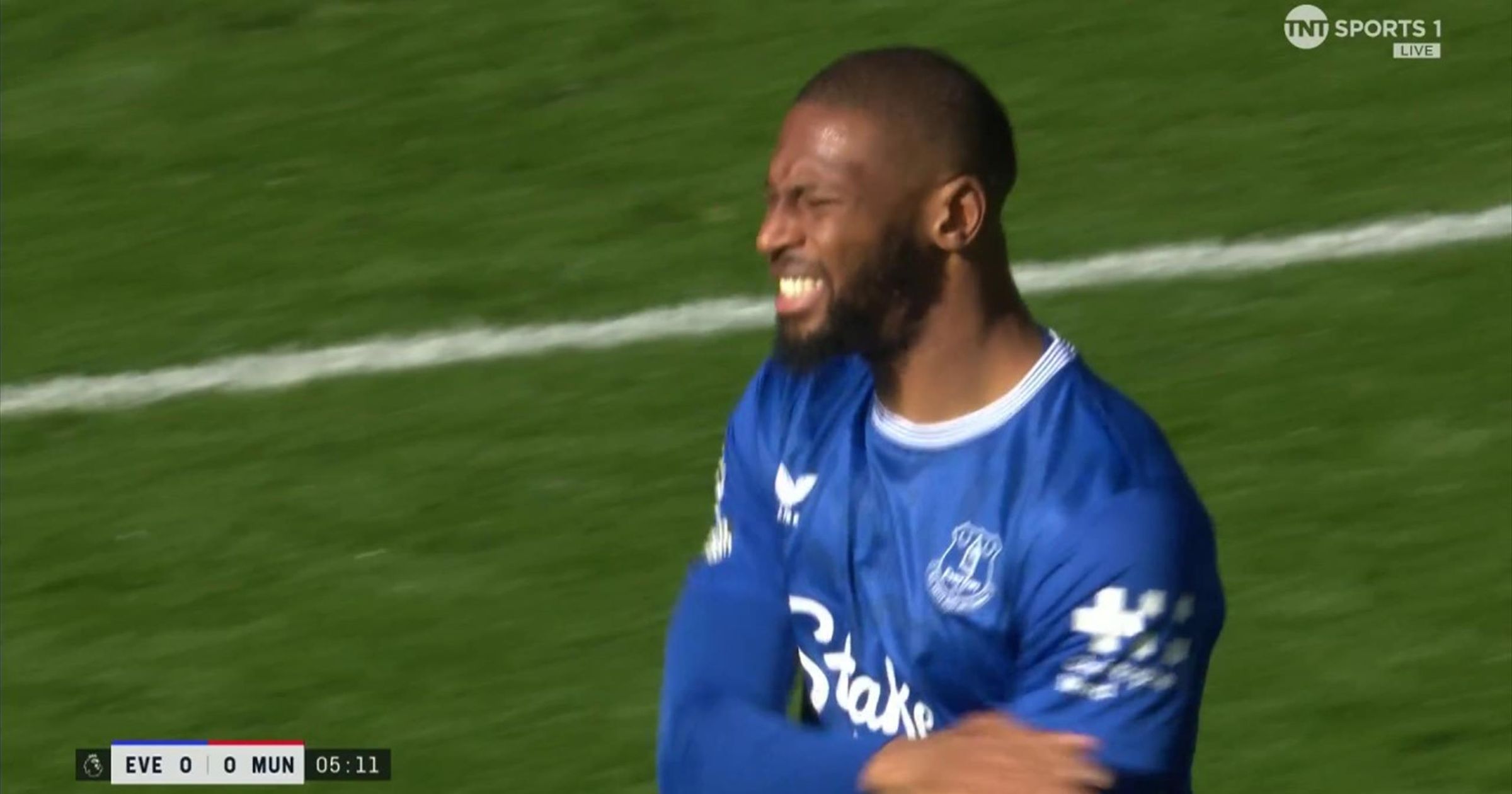 Everton v Manchester United: Beto misses early header after 'excellent ...