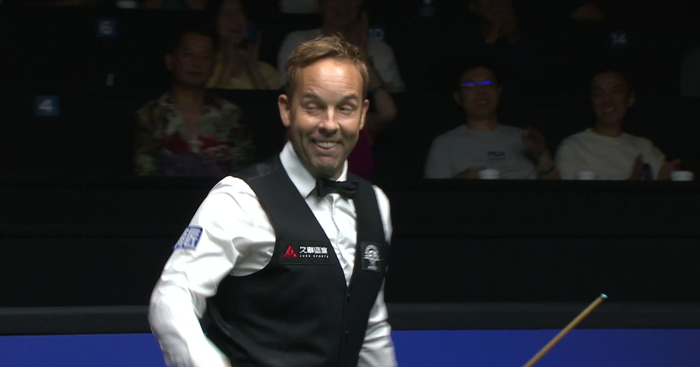 Ali Carter soaks up the applause after stunning fluke during Shanghai ...