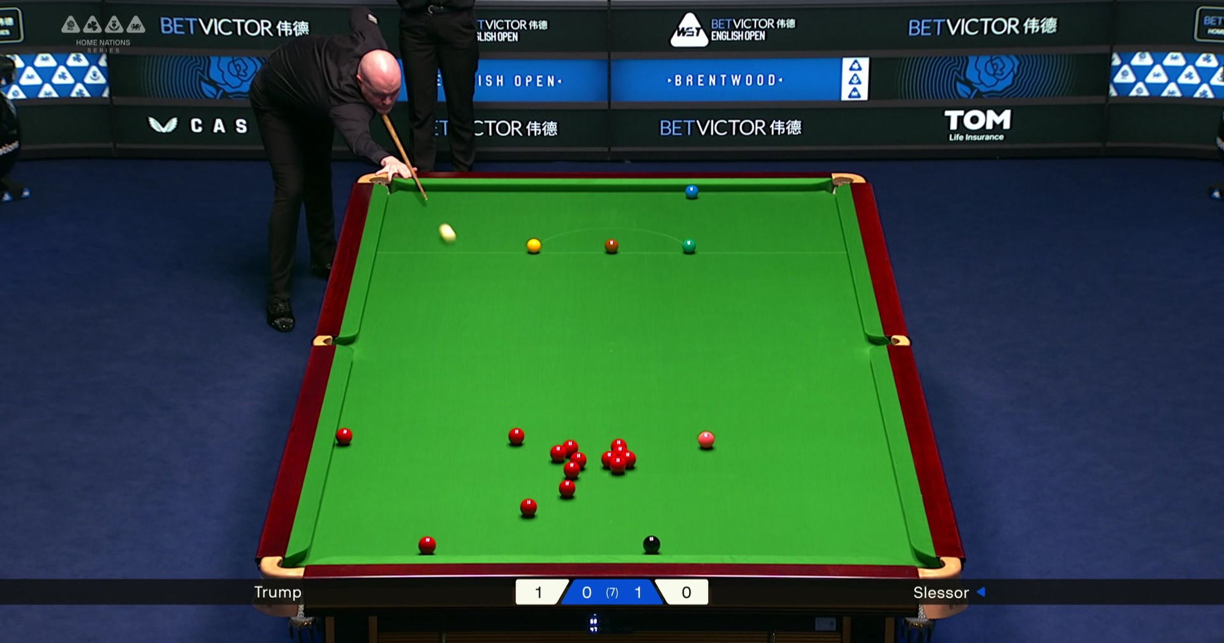 Elliot Slessor smashes in ambitious plant as balls scatter everywhere ...