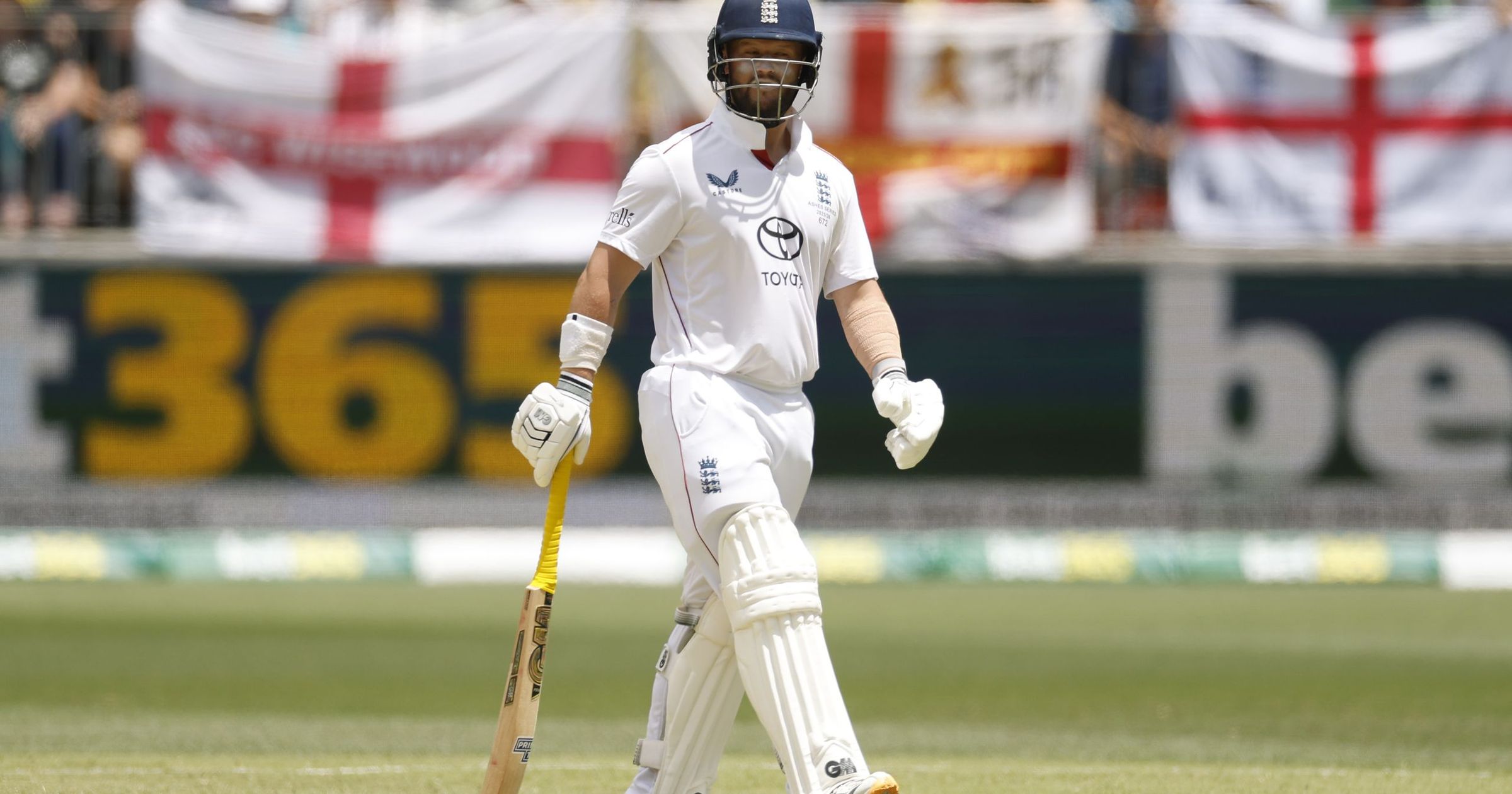 Watch: England's Ben Duckett edges behind as Australia make perfect ...