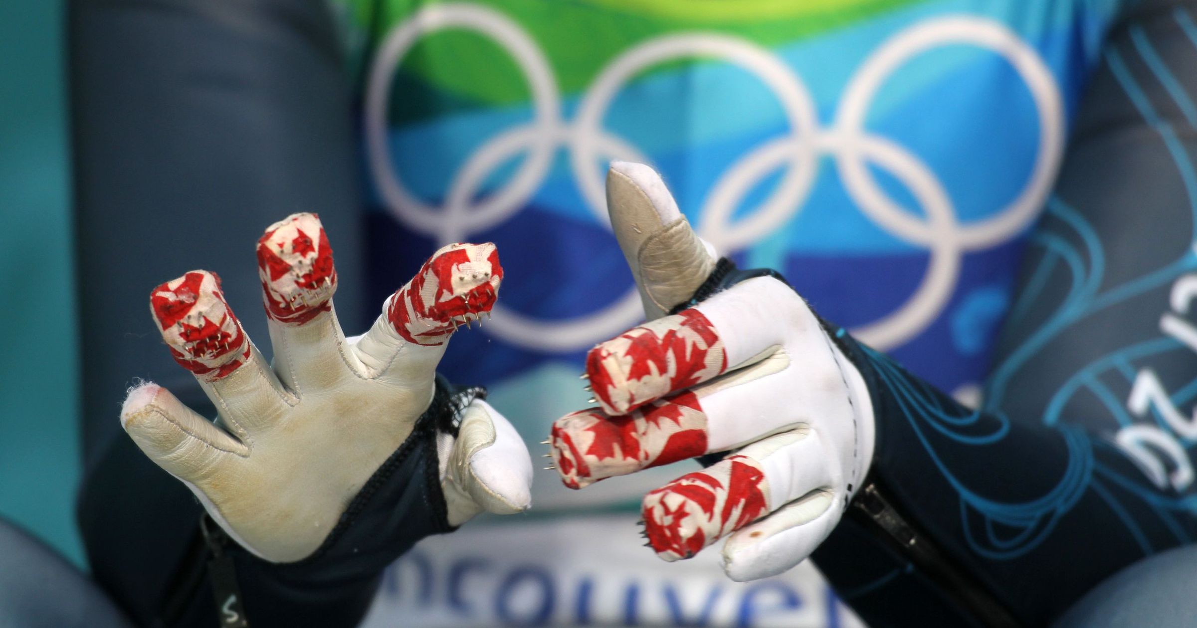 What are the spiked gloves that lugers wear when competing? - TNT Sports