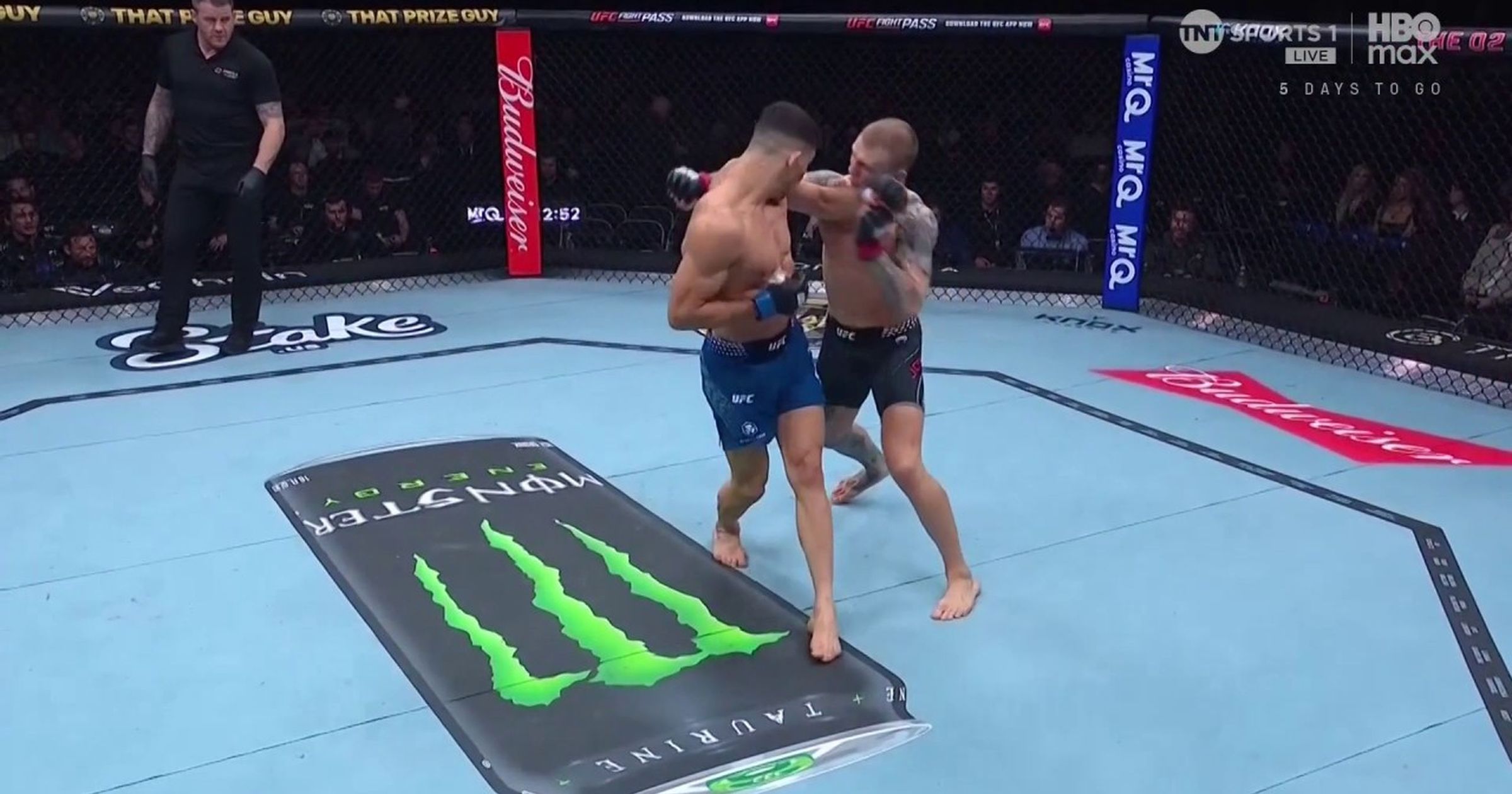 Mason Jones eats heavy spinning elbow in insane battle with Axel Sola ...