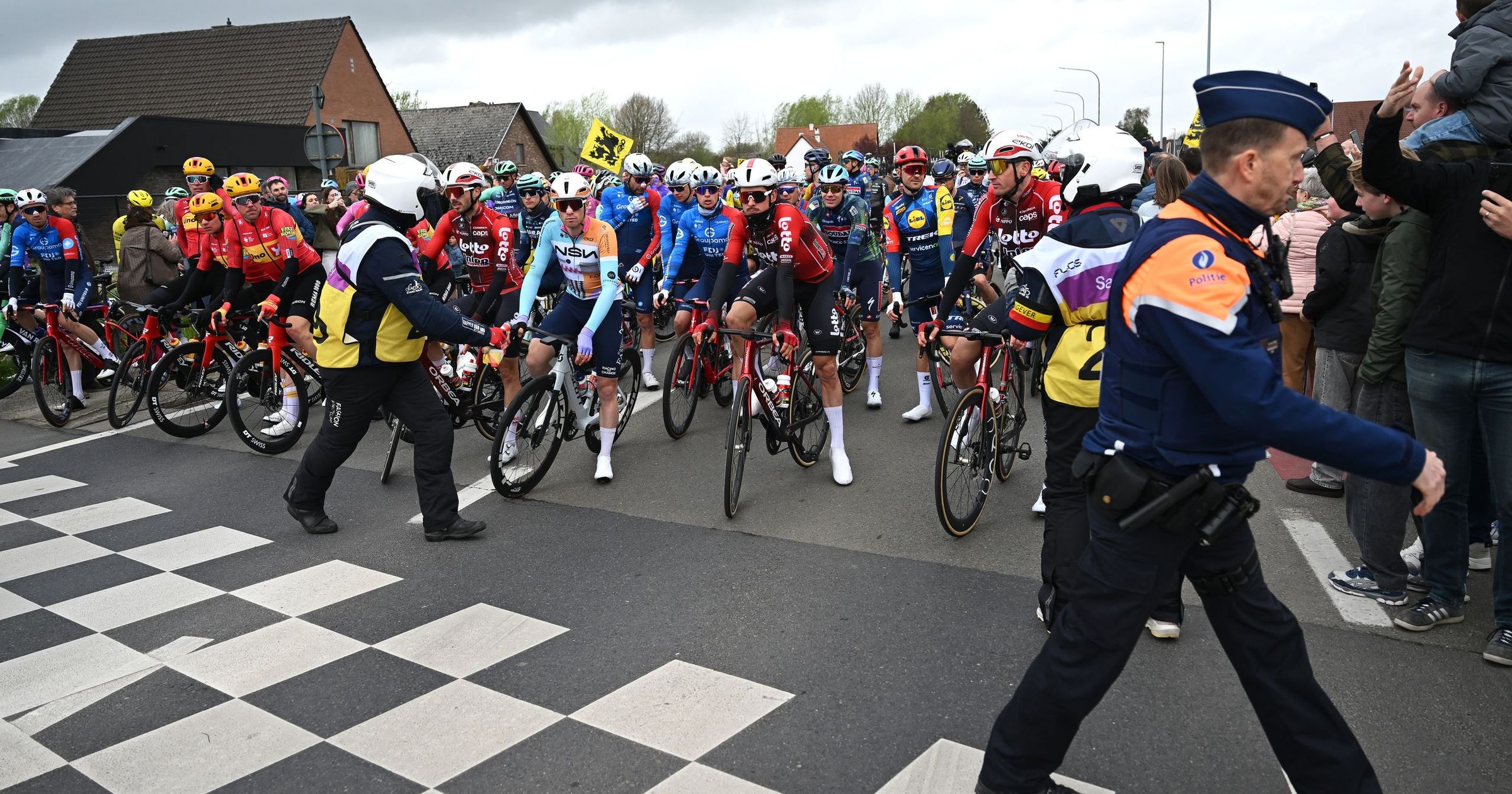 'Unprecedented' - Chaos at Tour of Flanders as train crossing splits ...