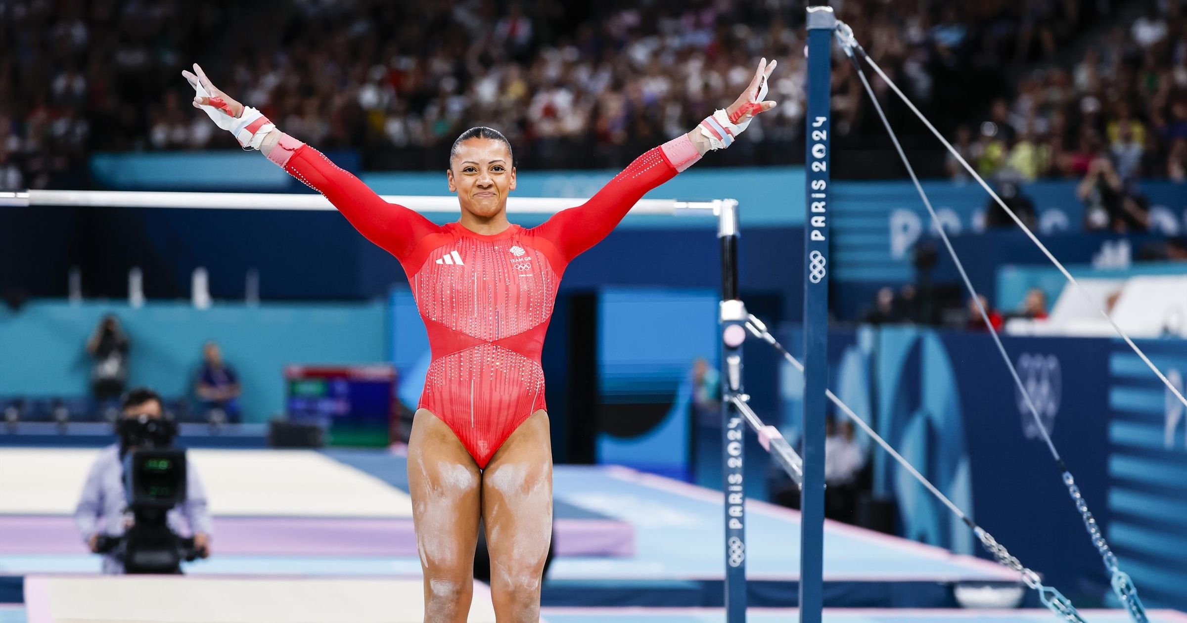 Team GB's Becky Downie gathers herself to complete routine after fall ...