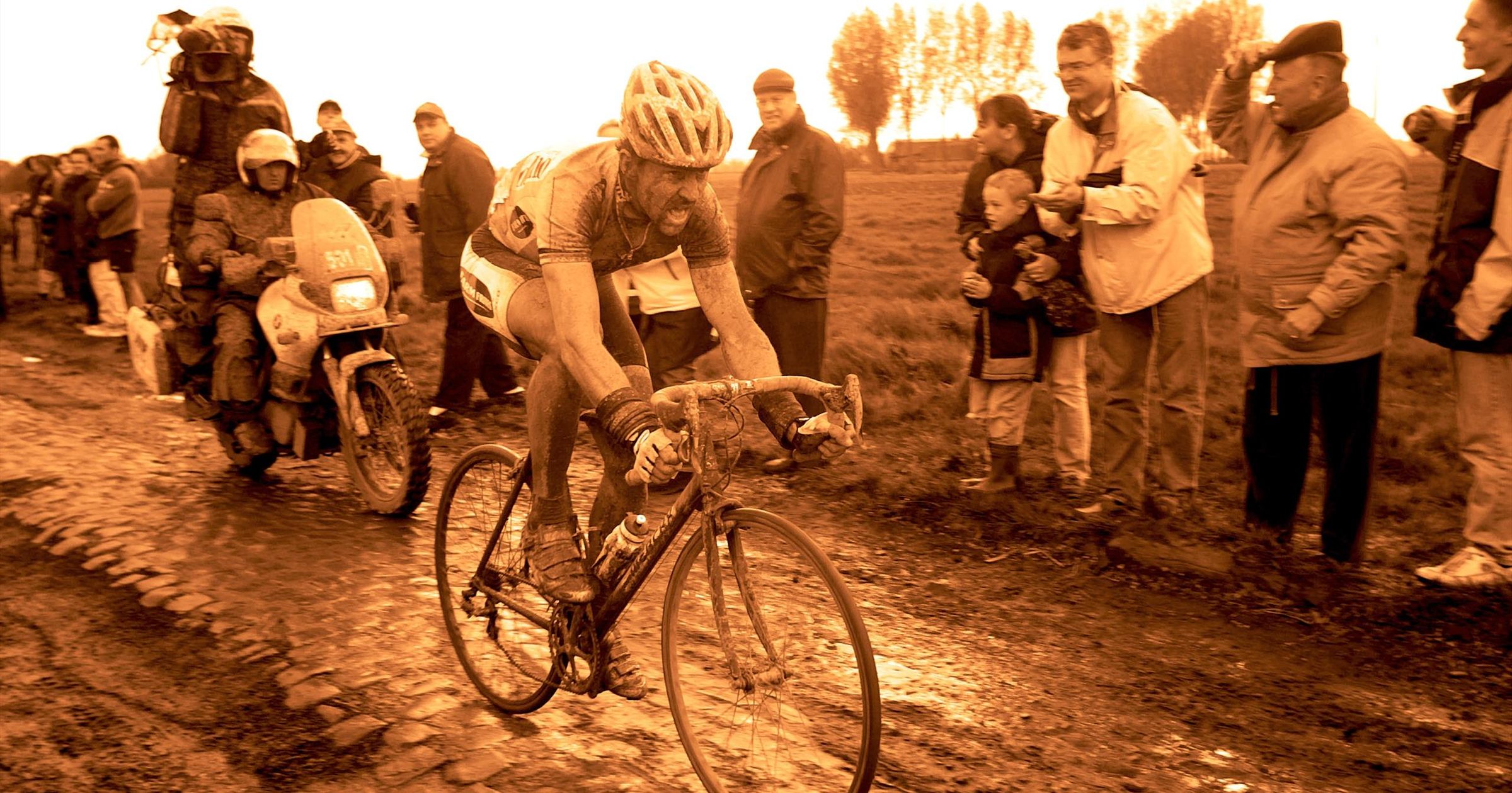 Re-Cycle: Muddy Museeuw's hat-trick on the last wet Paris-Roubaix in ...
