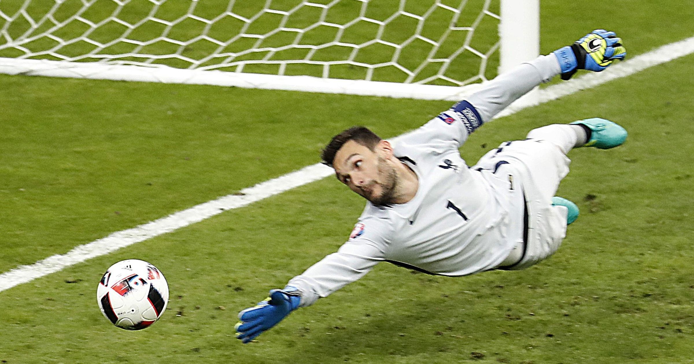 Tottenham Hotspur's Hugo Lloris out for a month with hamstring injury ...