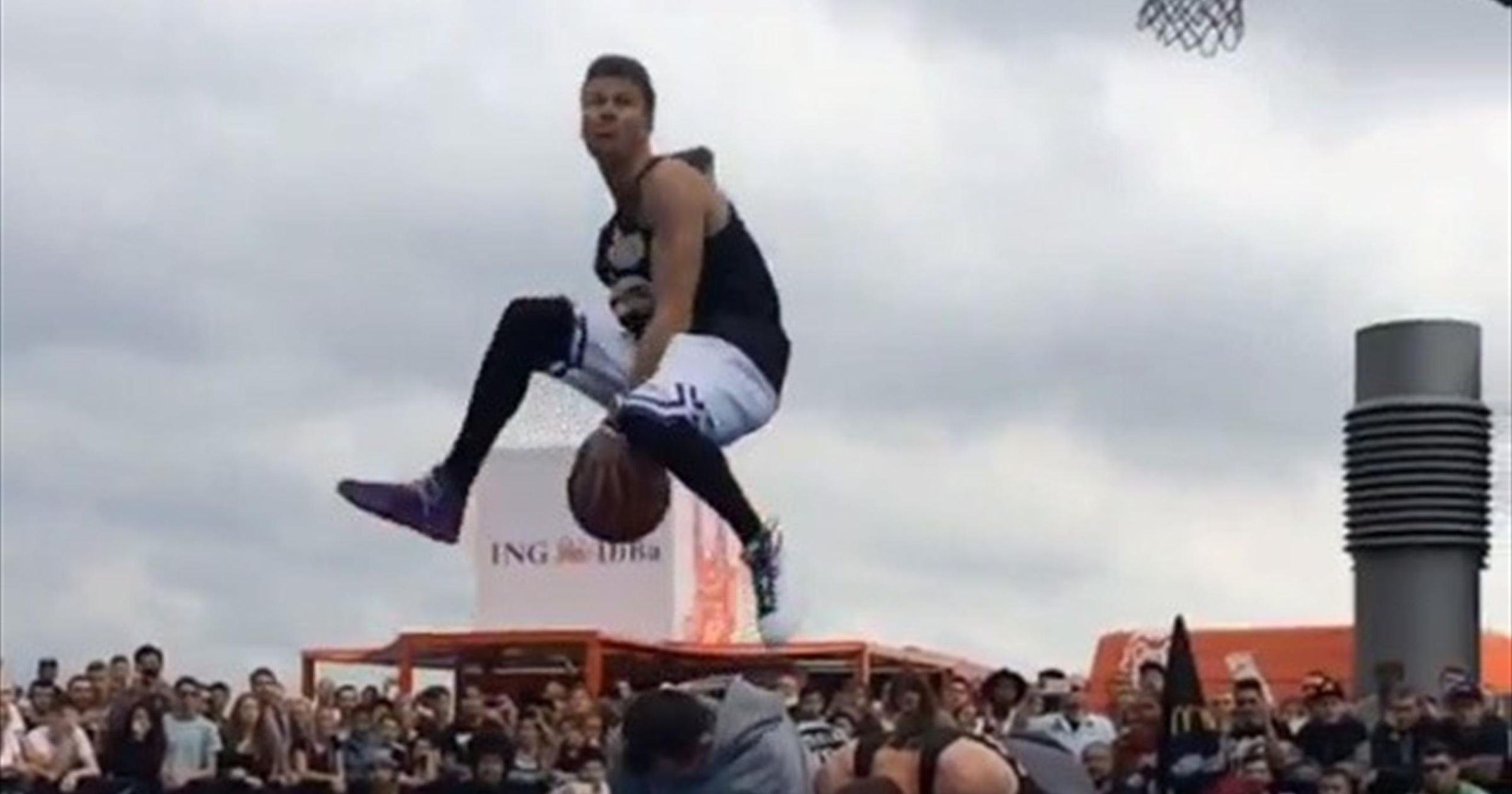 Basketball star pulls off crazy spinning dunk - TNT Sports