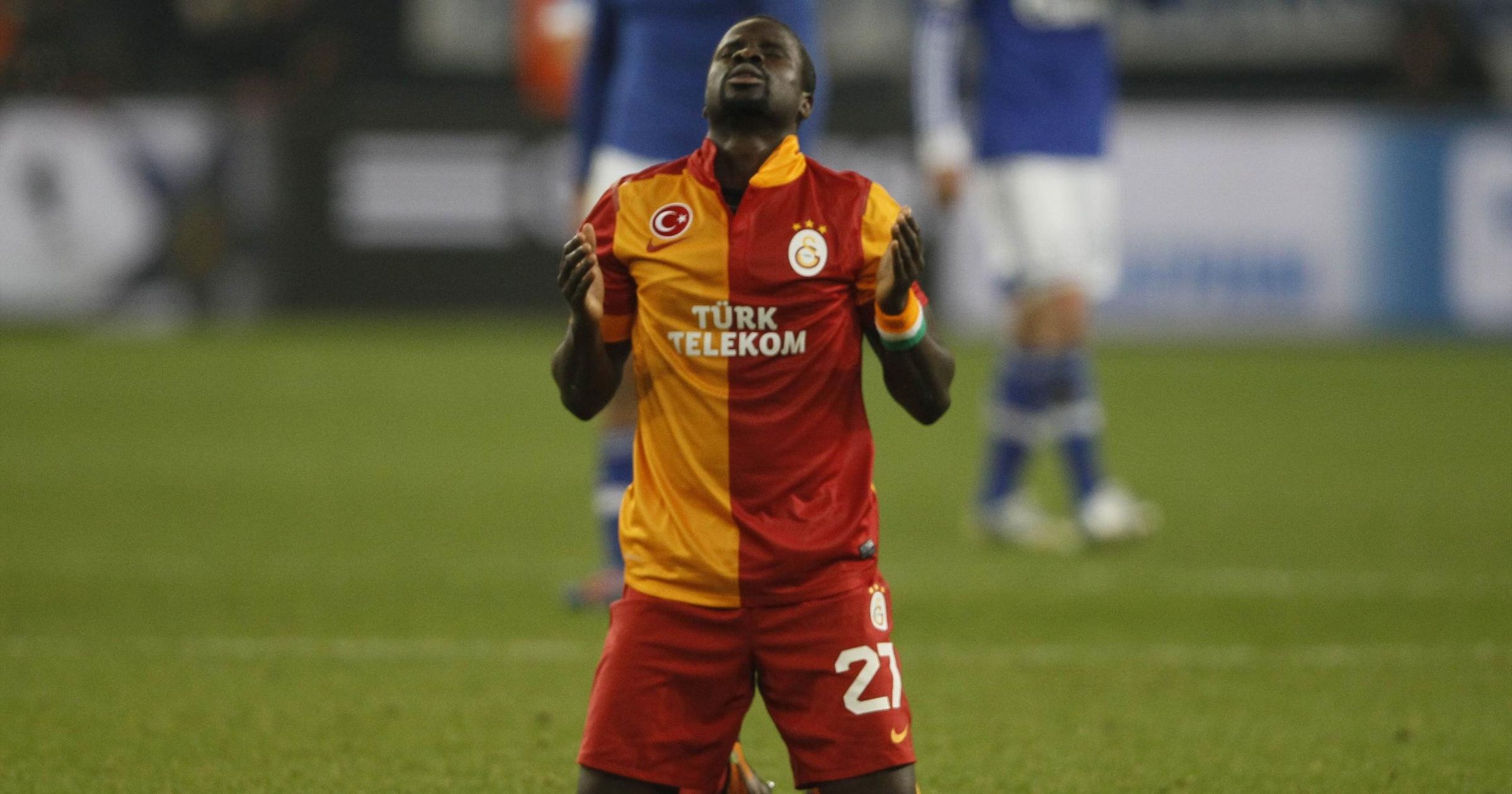 Clubless Emmanuel Eboue joins Sunderland players in training - TNT Sports