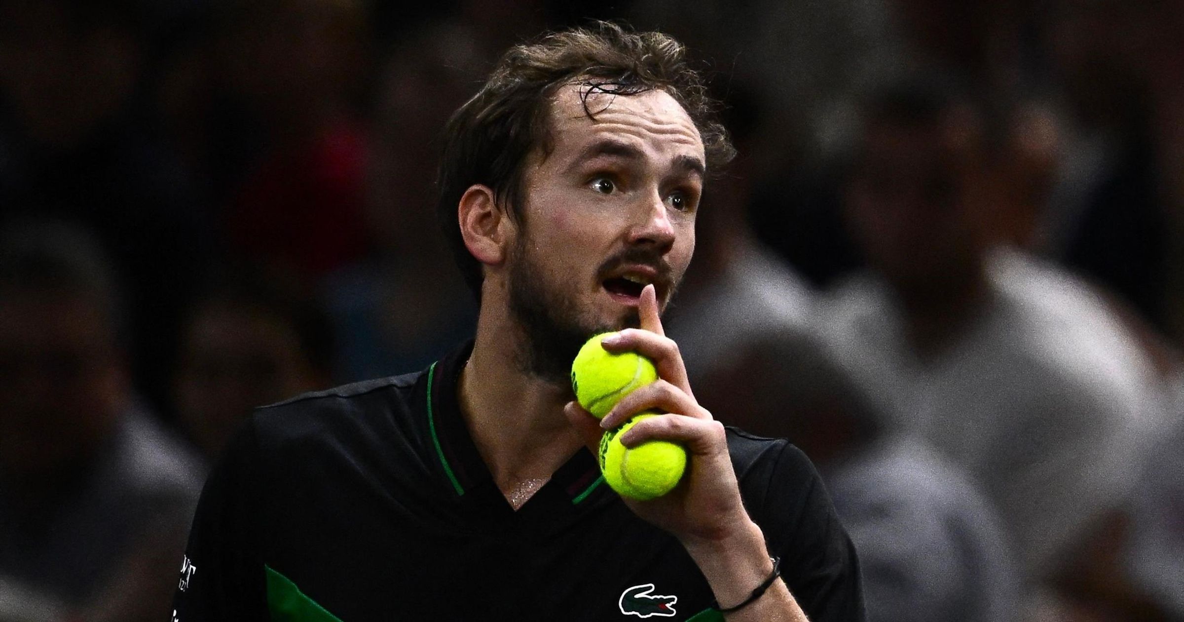 Daniil Medvedev appears to show Paris crowd middle finger after boos in ...