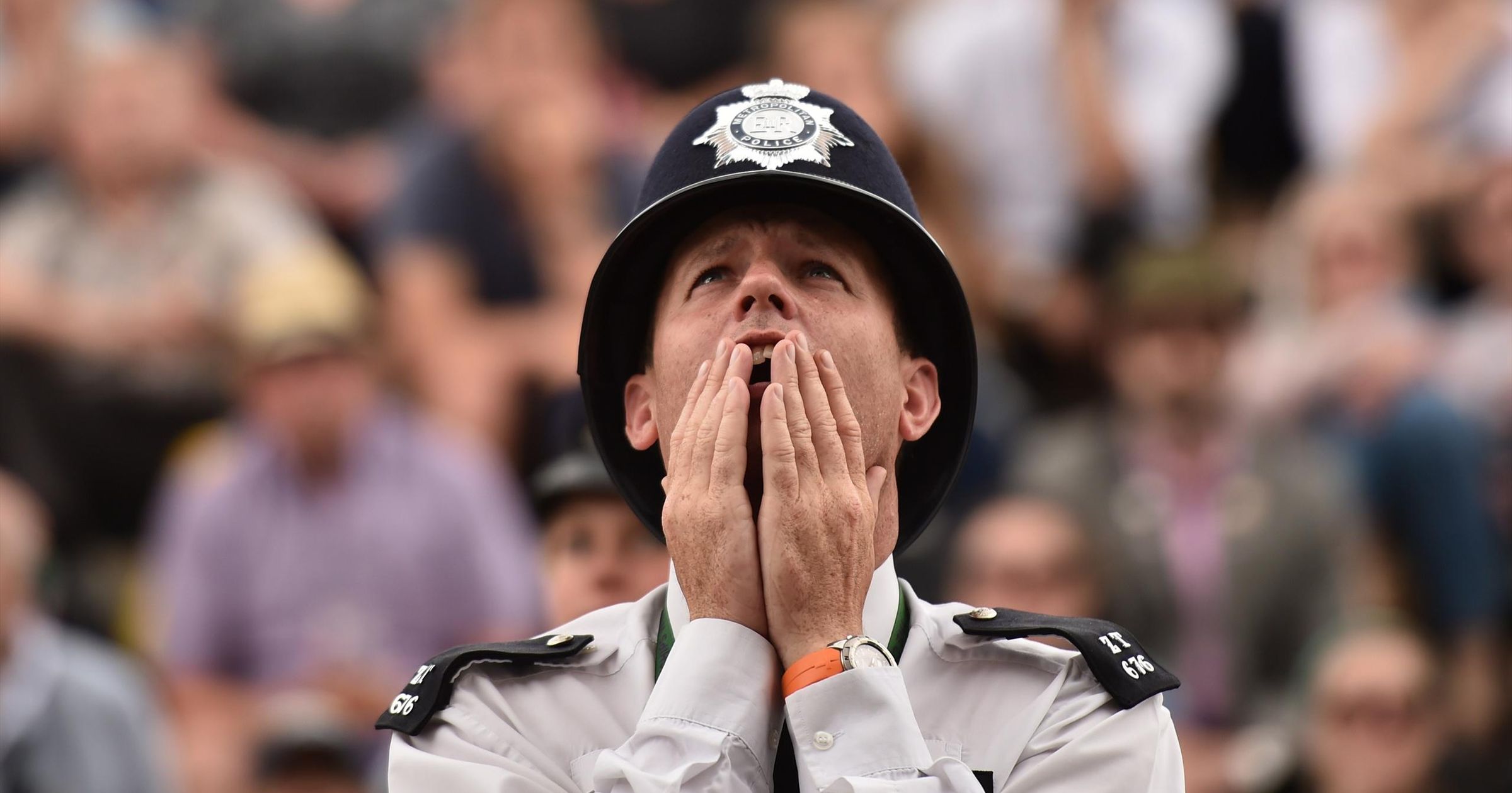 Policeman at Wimbledon final becomes huge global hit - TNT Sports