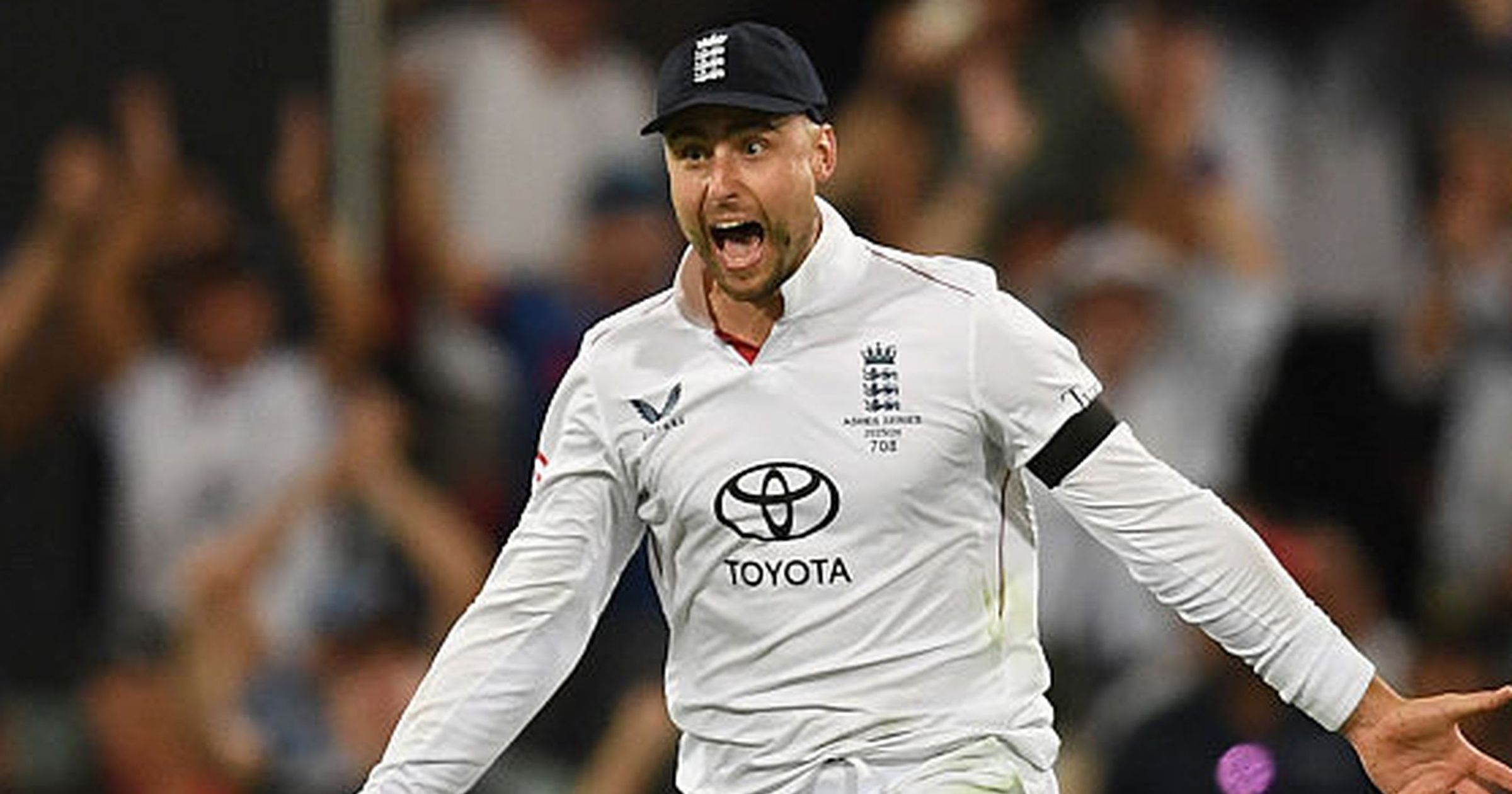 Will Jacks pulls off diving one-handed stunner to dismiss Steve Smith ...