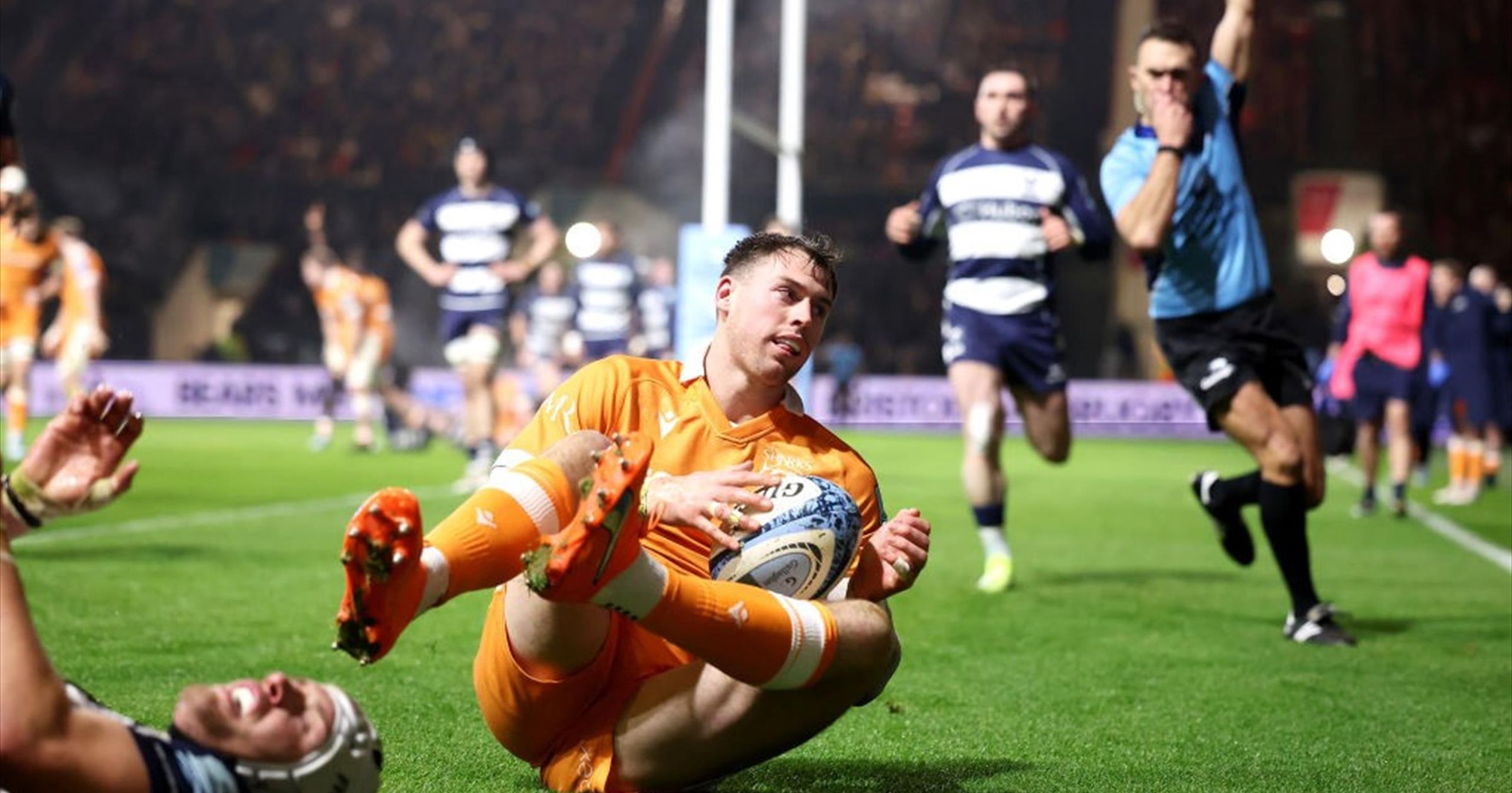 Tom Roebuck scores try in corner to extend Sale Sharks lead against ...