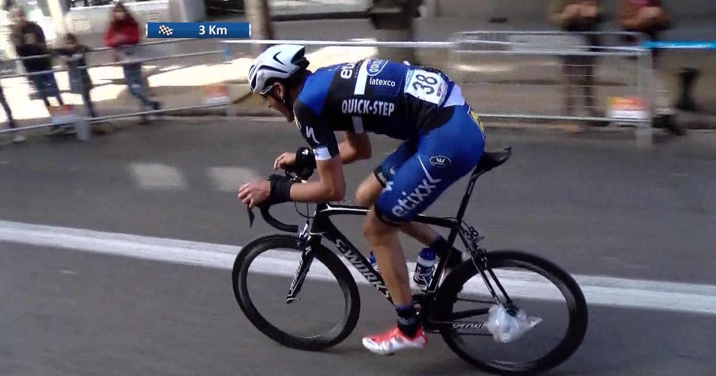 Stijn Vandenbergh gets plastic bag stuck in his wheel - Cycling video ...
