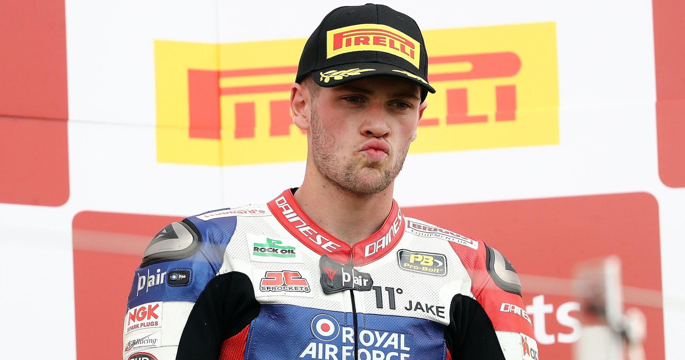 Jake Dixon takes pole ahead of Leon Haslam as Showdown hots up - TNT Sports