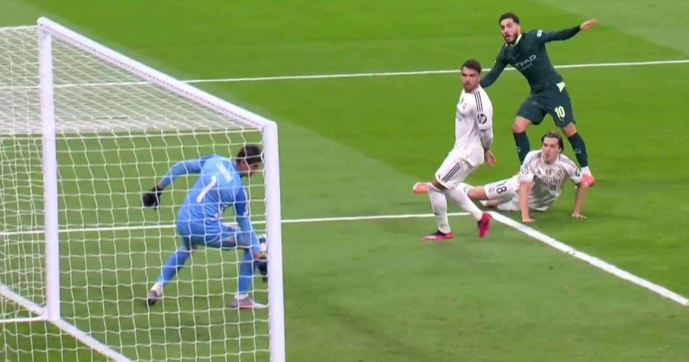 Real Madrid goalkeeper Thibaut Courtois 'does really well' to keep out ...
