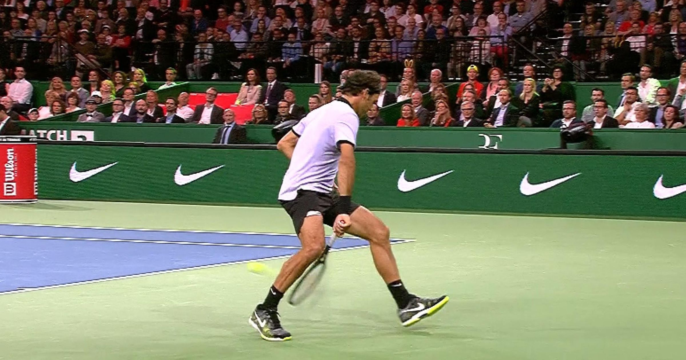 Roger Federer nails amazing tweener - Tennis video - TNT Sports