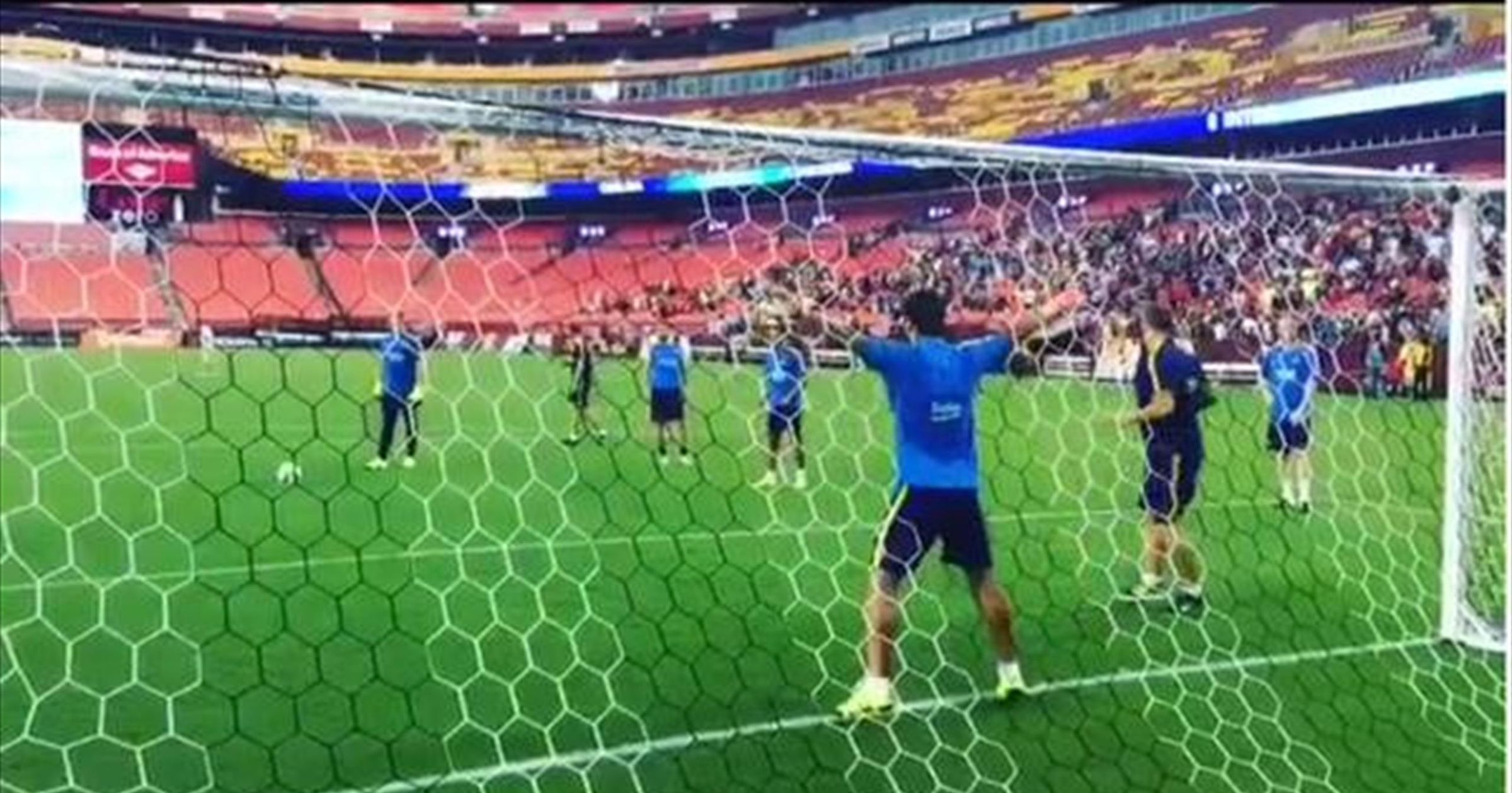 Luis Suarez becomes goalkeeper during Barcelona training, makes great ...