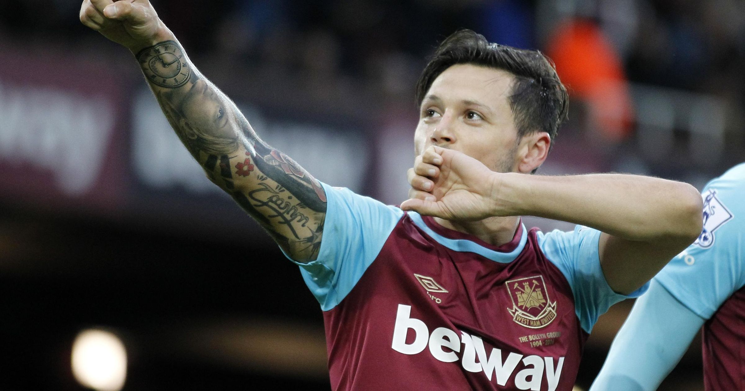 Mauro Zarate joins Fiorentina from West Ham - TNT Sports