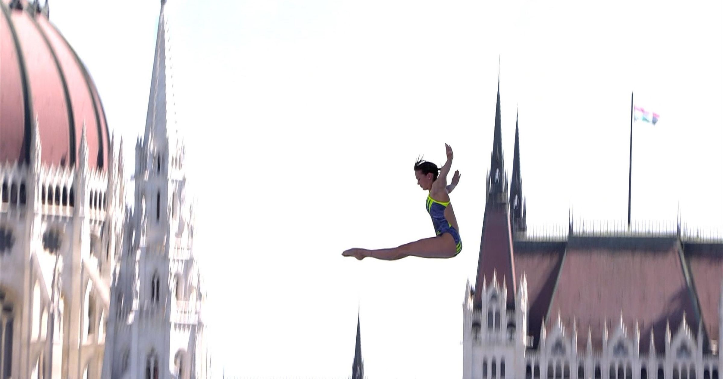 Anna Bader pulls off a daring handstand dive in World Championships in ...