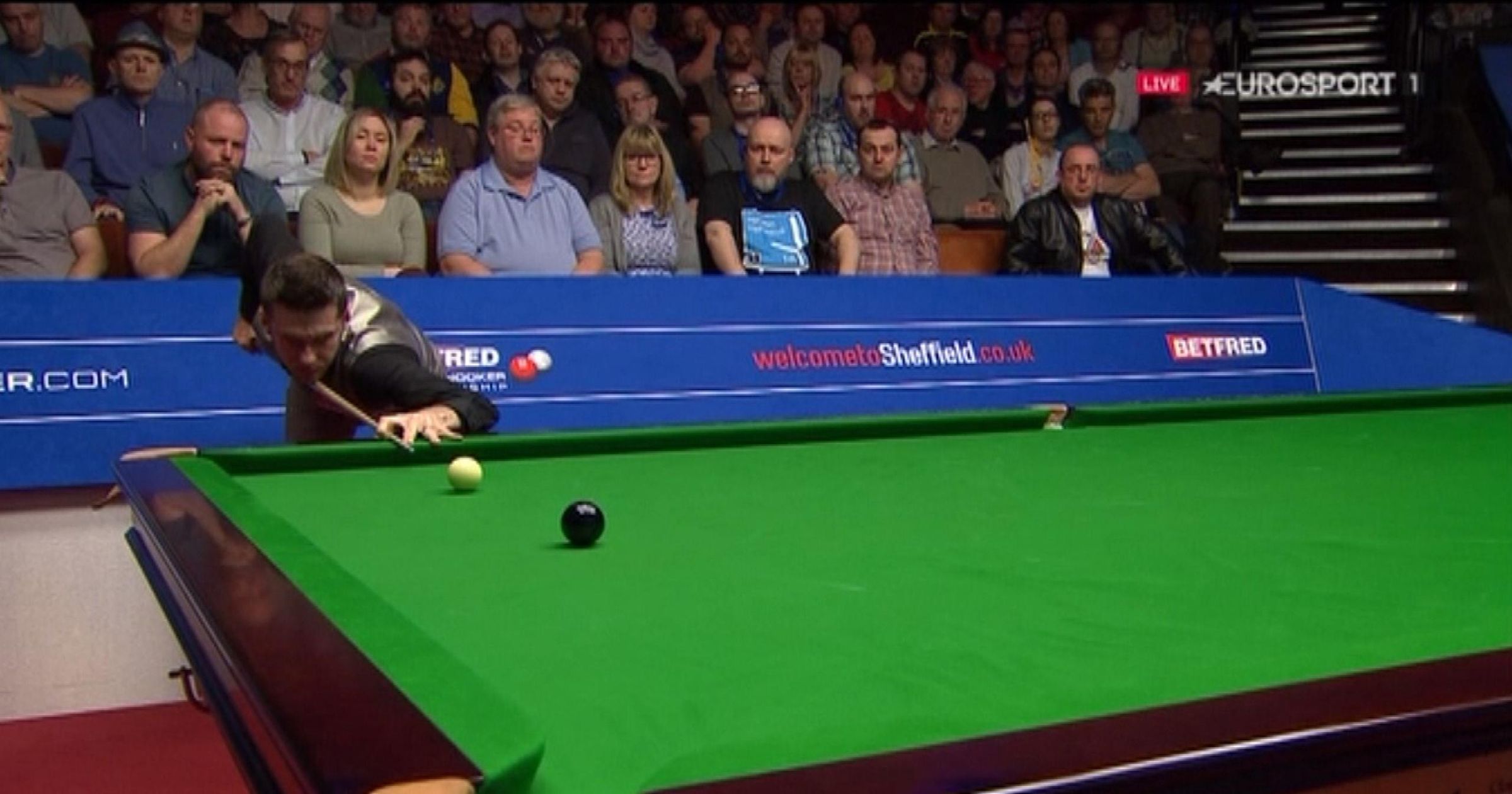 Mark Selby edges past Sam Baird in second round - TNT Sports