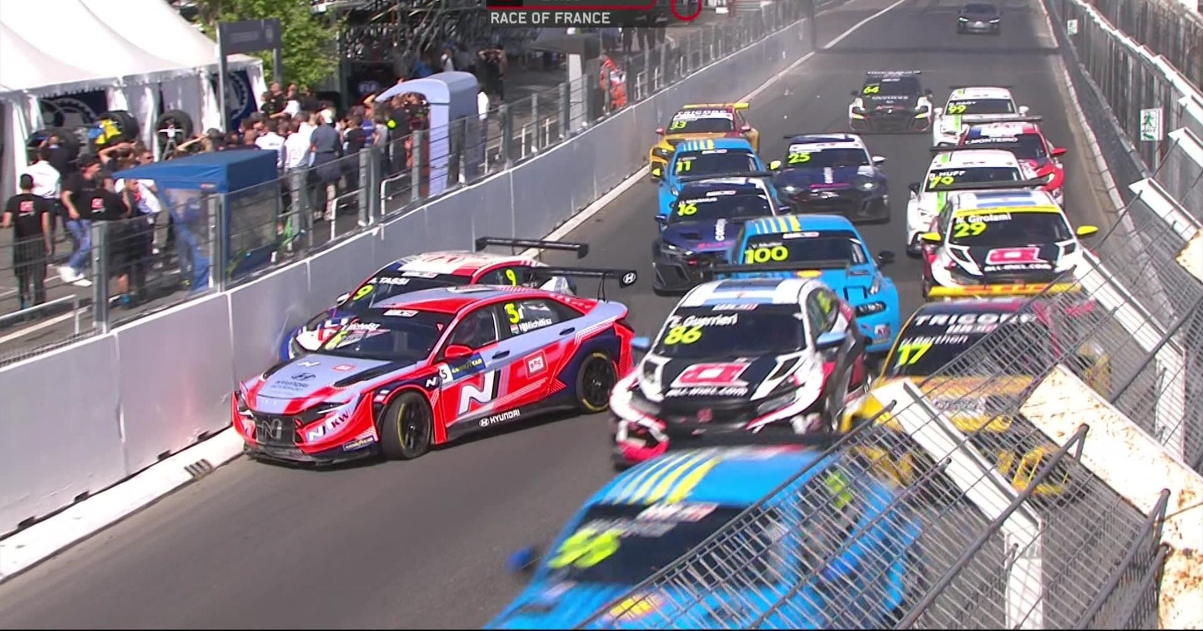 ‘There’s carnage’ - Norbert Michelisz and Attila Tassi crash at start ...