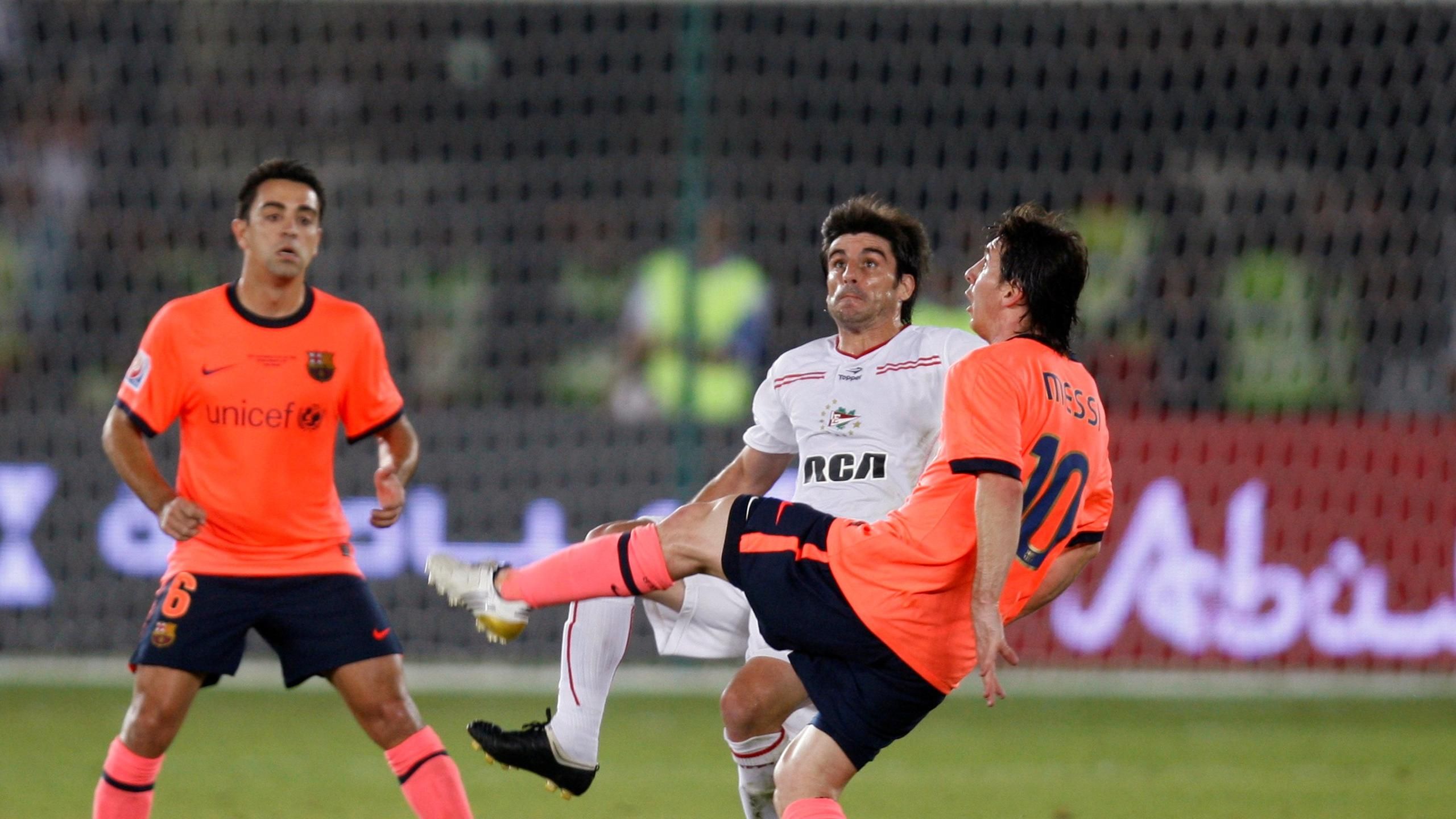 Xavi stands up for Messi - TNT Sports