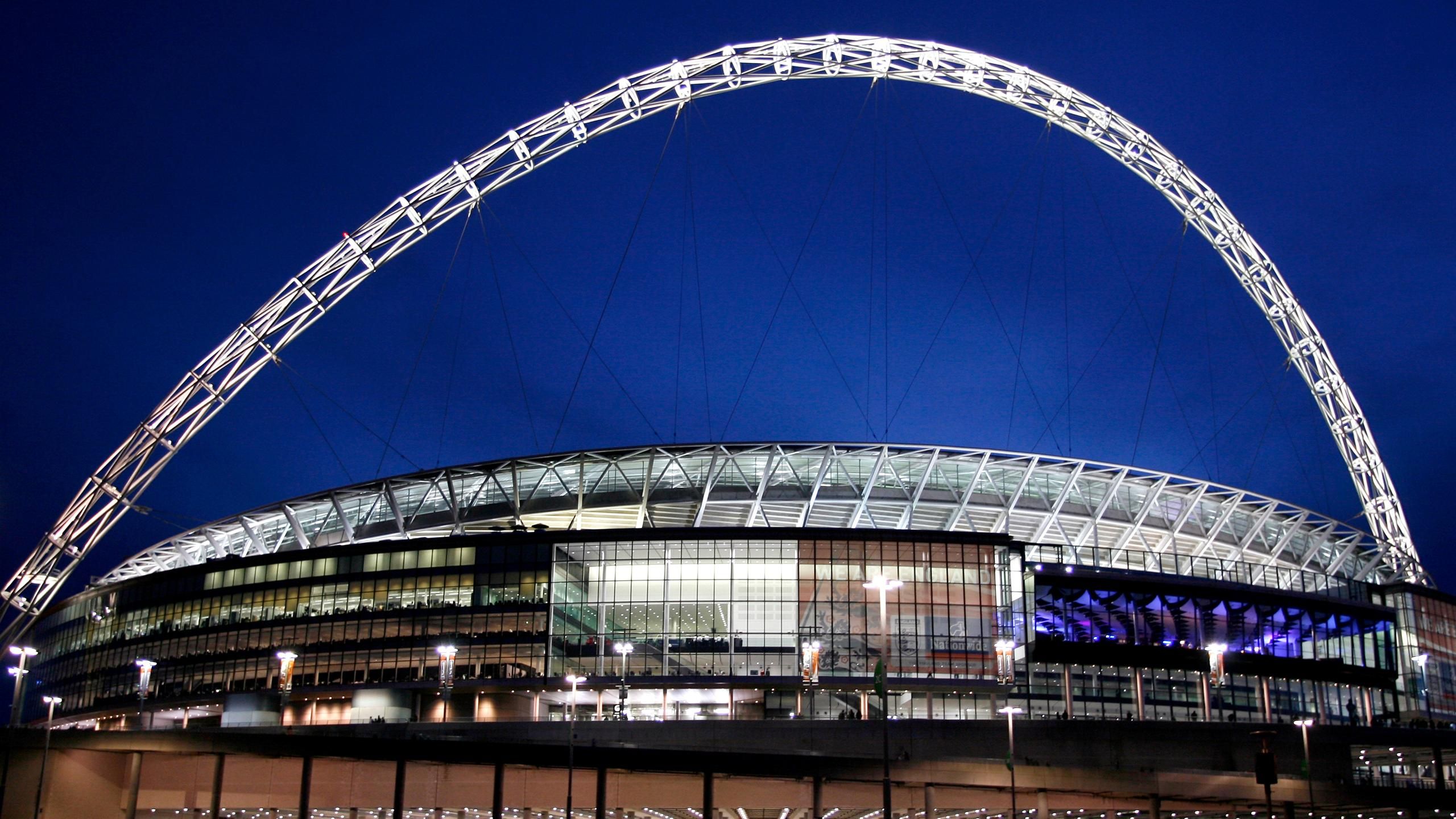 Daredevil walks along Wembley arch - 133m in the air - TNT Sports