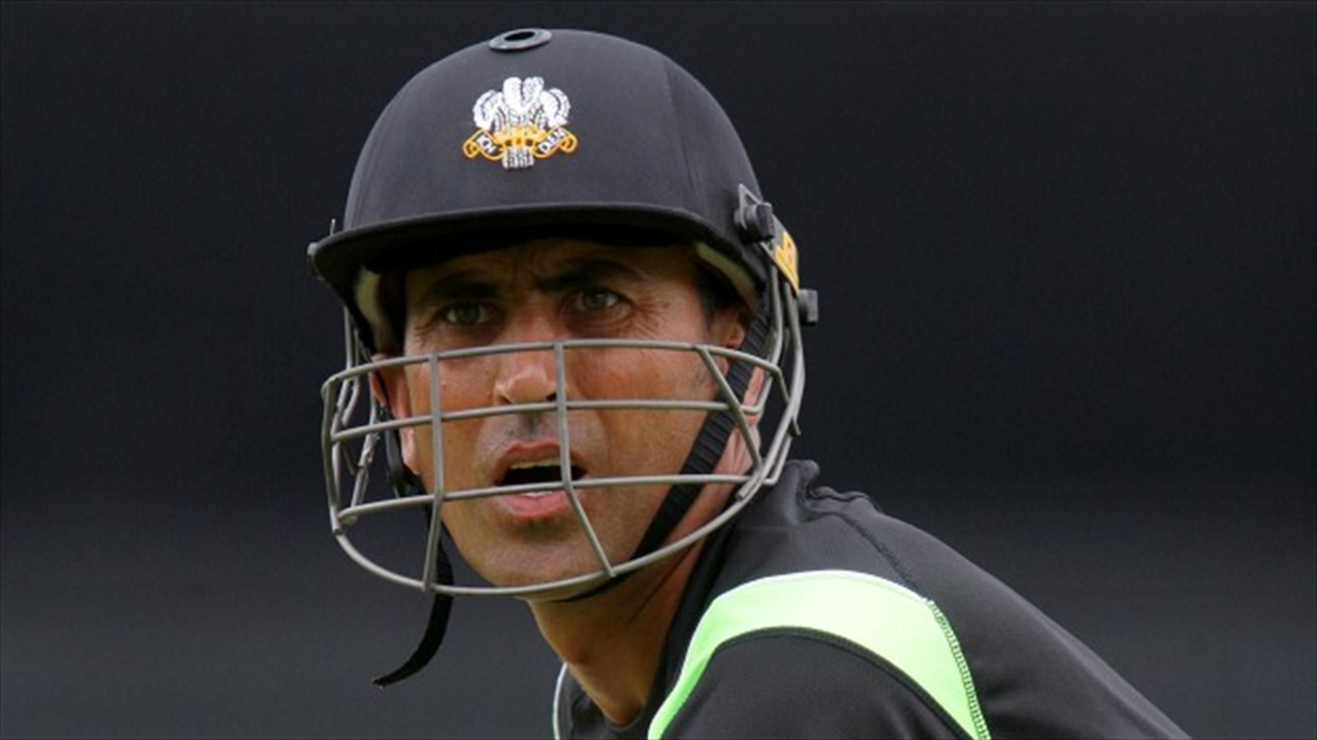 Younus holds firm for Pakistan - TNT Sports
