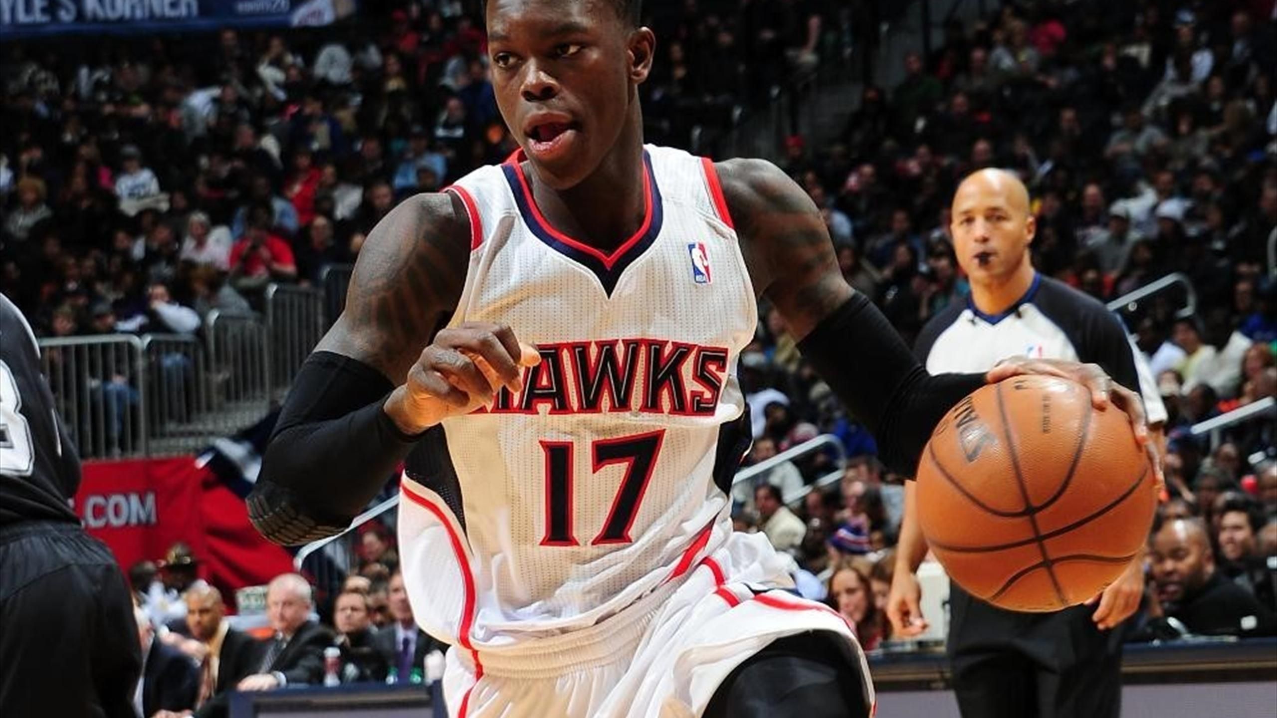 Dennis Schroeder shows off awesome keepie-uppie routine… with a ...